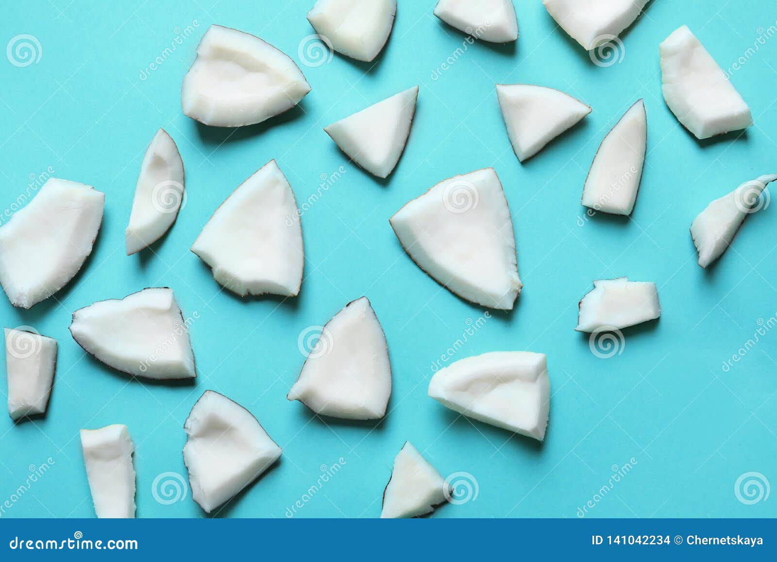 Partes do coco no fundo foto de stock. Imagem de partes - 141042234