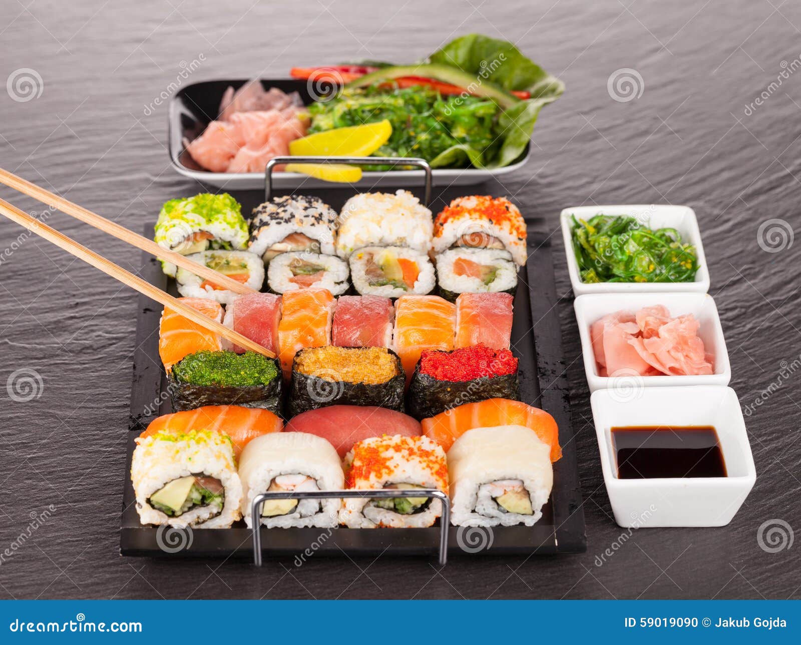Partes do sushi com hashis foto de stock. Imagem de prato - 59019090
