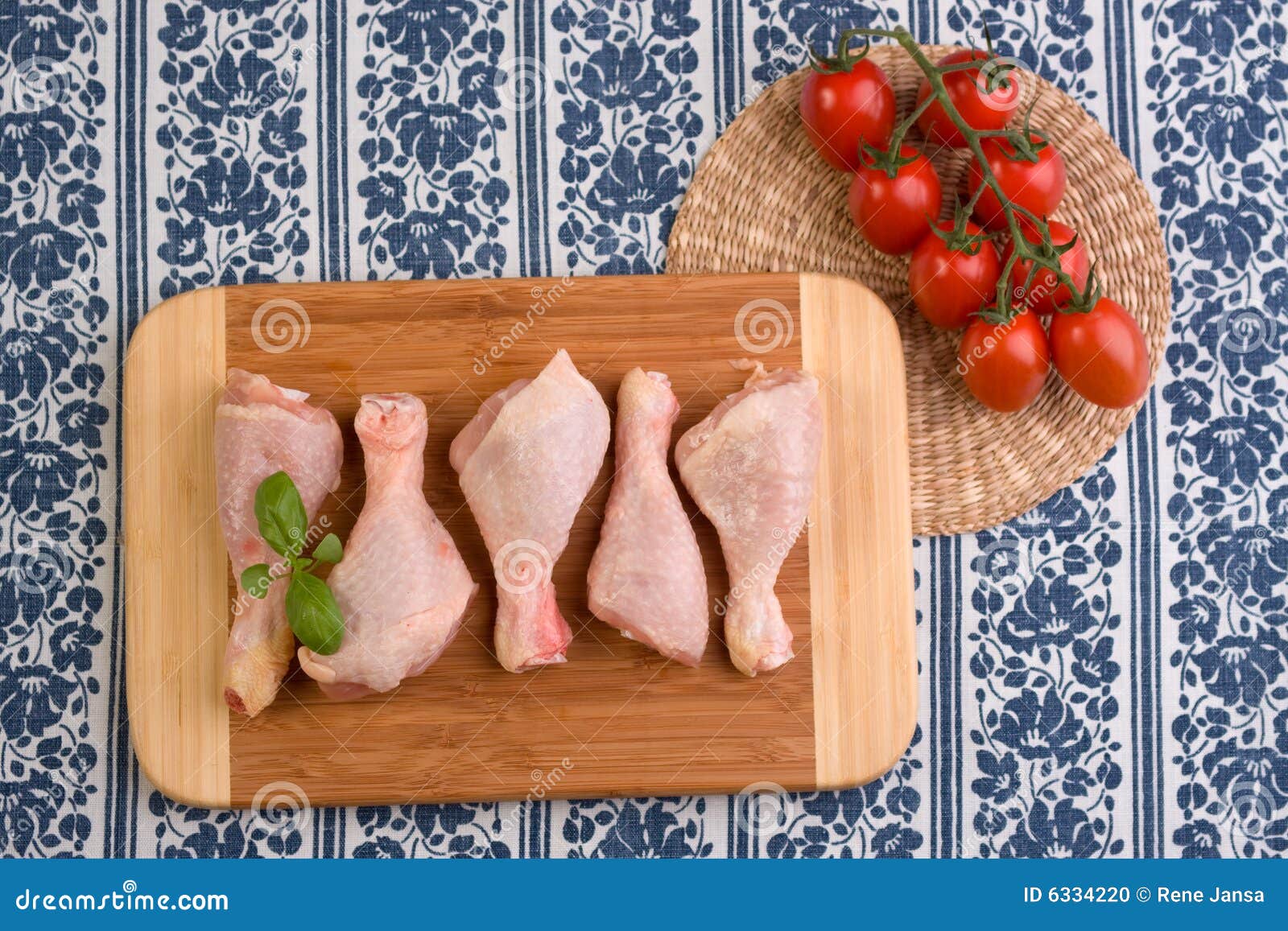 Parti crude del pollo fotografia stock. Immagine di pollo - 6334220