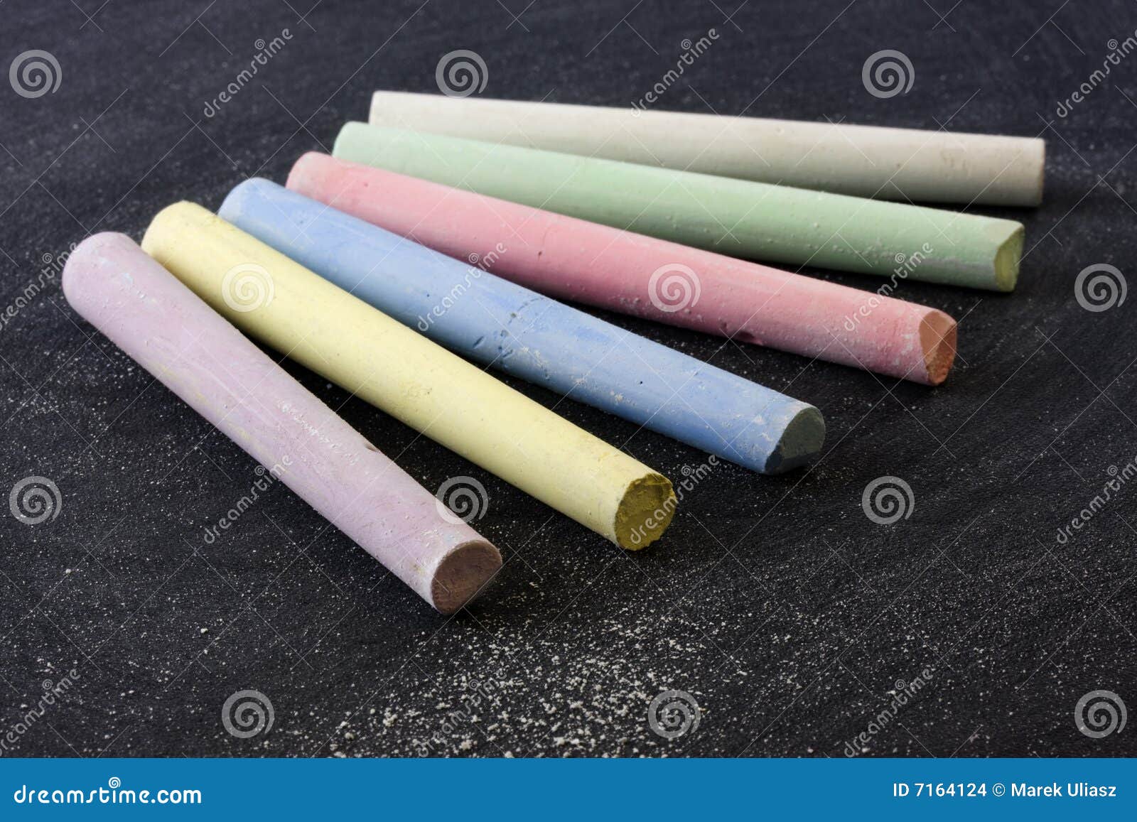 Parti Del Gesso Di Colore Sulla Lavagna Fotografia Stock - Immagine di ...