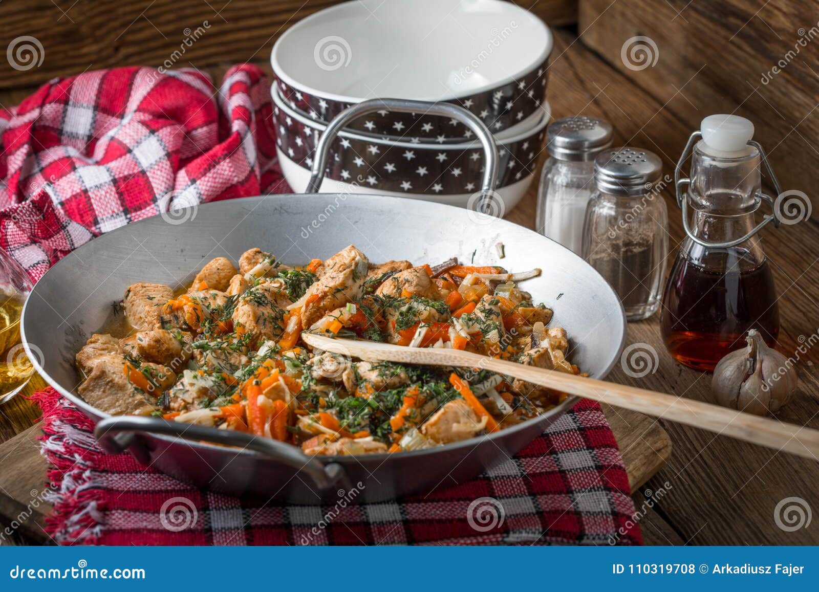 Parti Del Pollo Fritto Con Le Verdure Fotografia Stock - Immagine di ...
