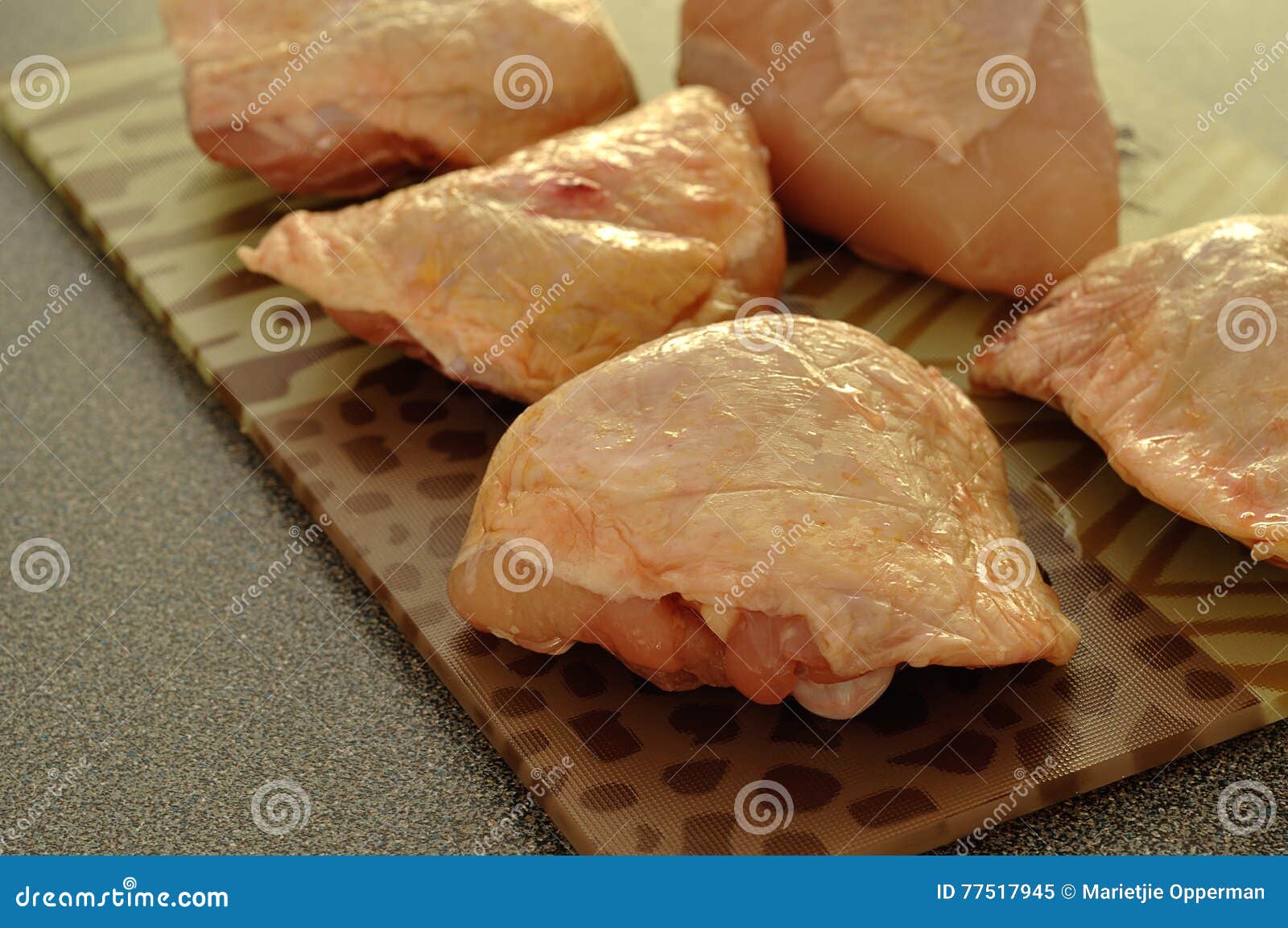 Parti del pollo grezzo immagine stock. Immagine di parte - 77517945