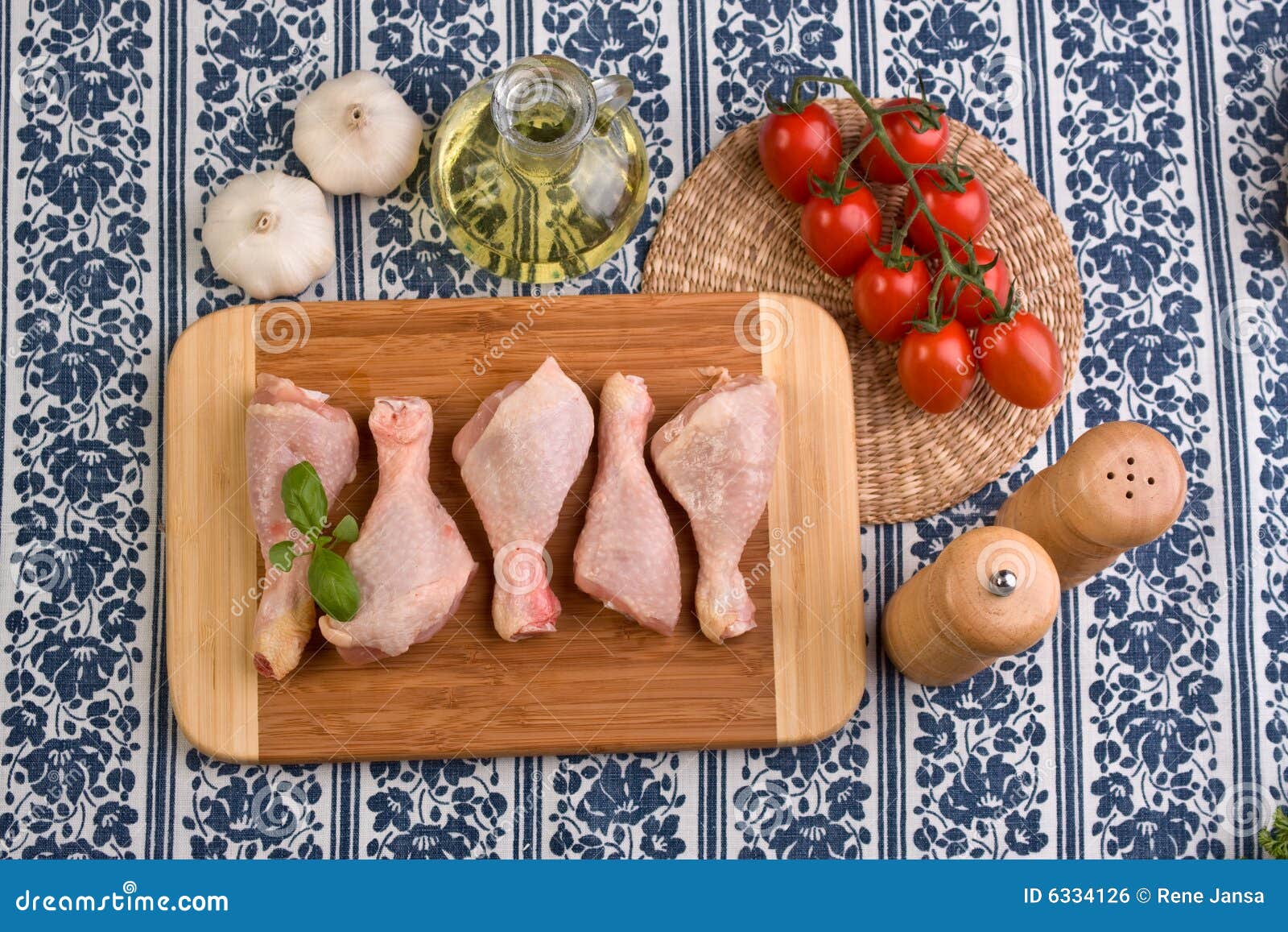 Parti Del Pollo Sulla Scheda Di Legno Fotografia Stock - Immagine di ...