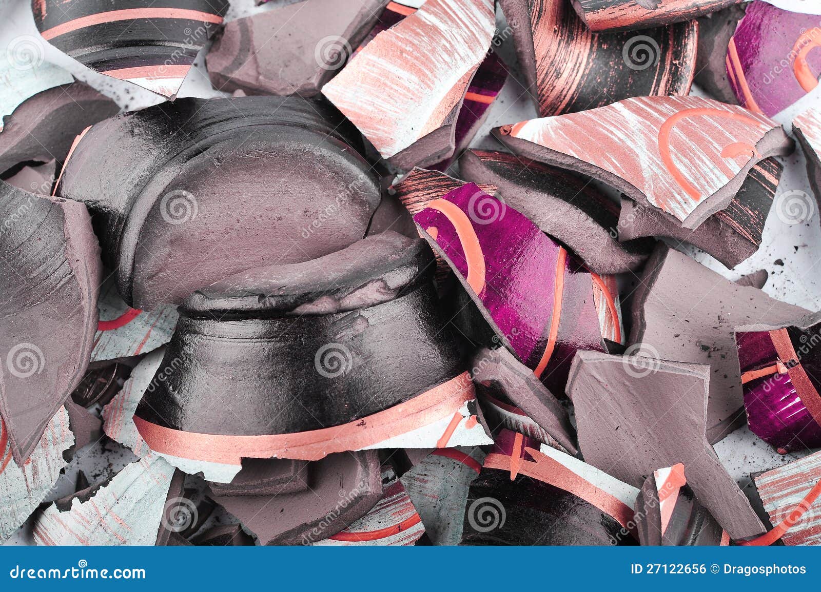 Parti di un vaso rotto fotografia stock. Immagine di terraglie - 27122656