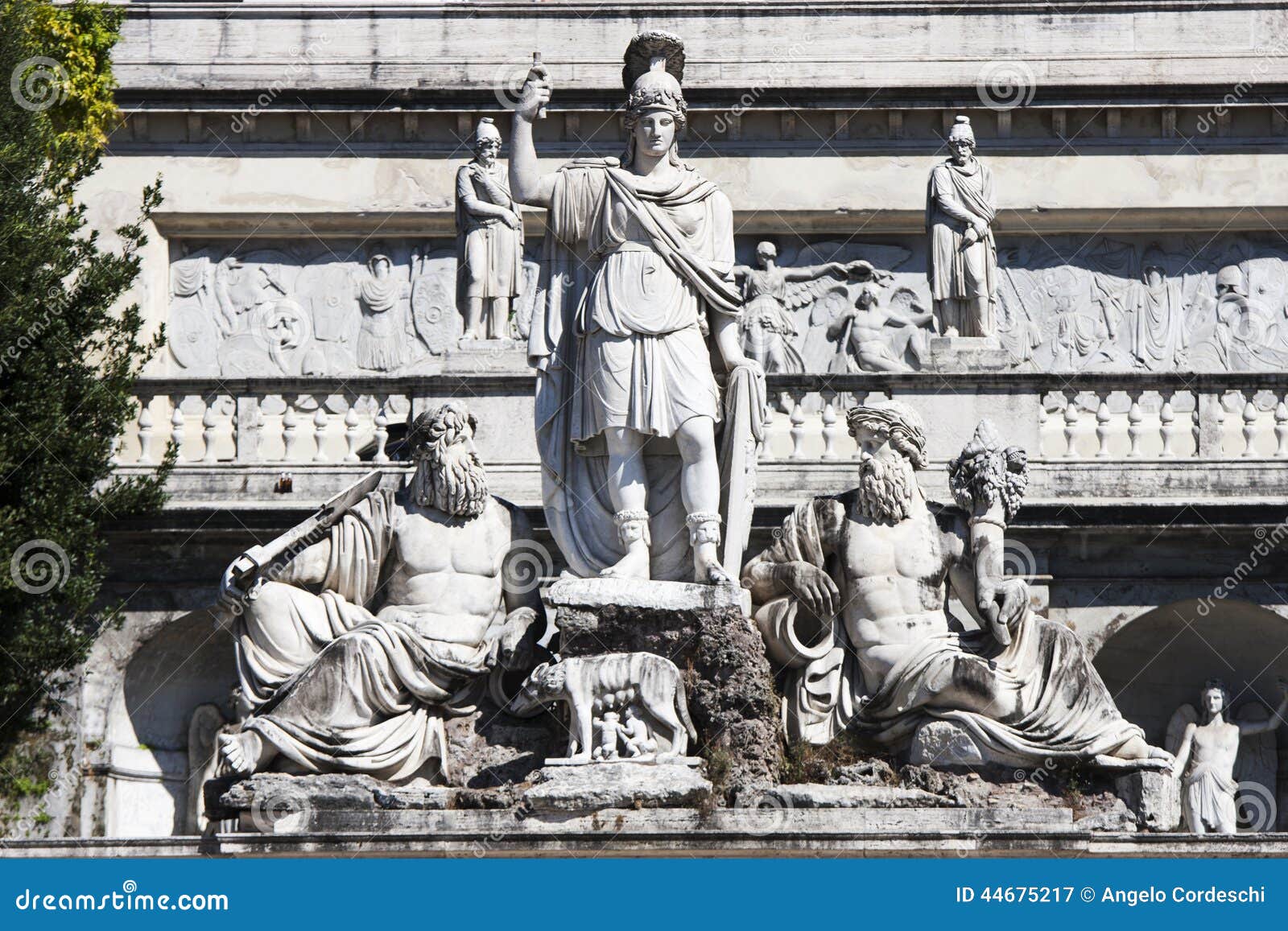 Particolare Della Fontana Di Dea Roma Immagine Stock - Immagine di ...