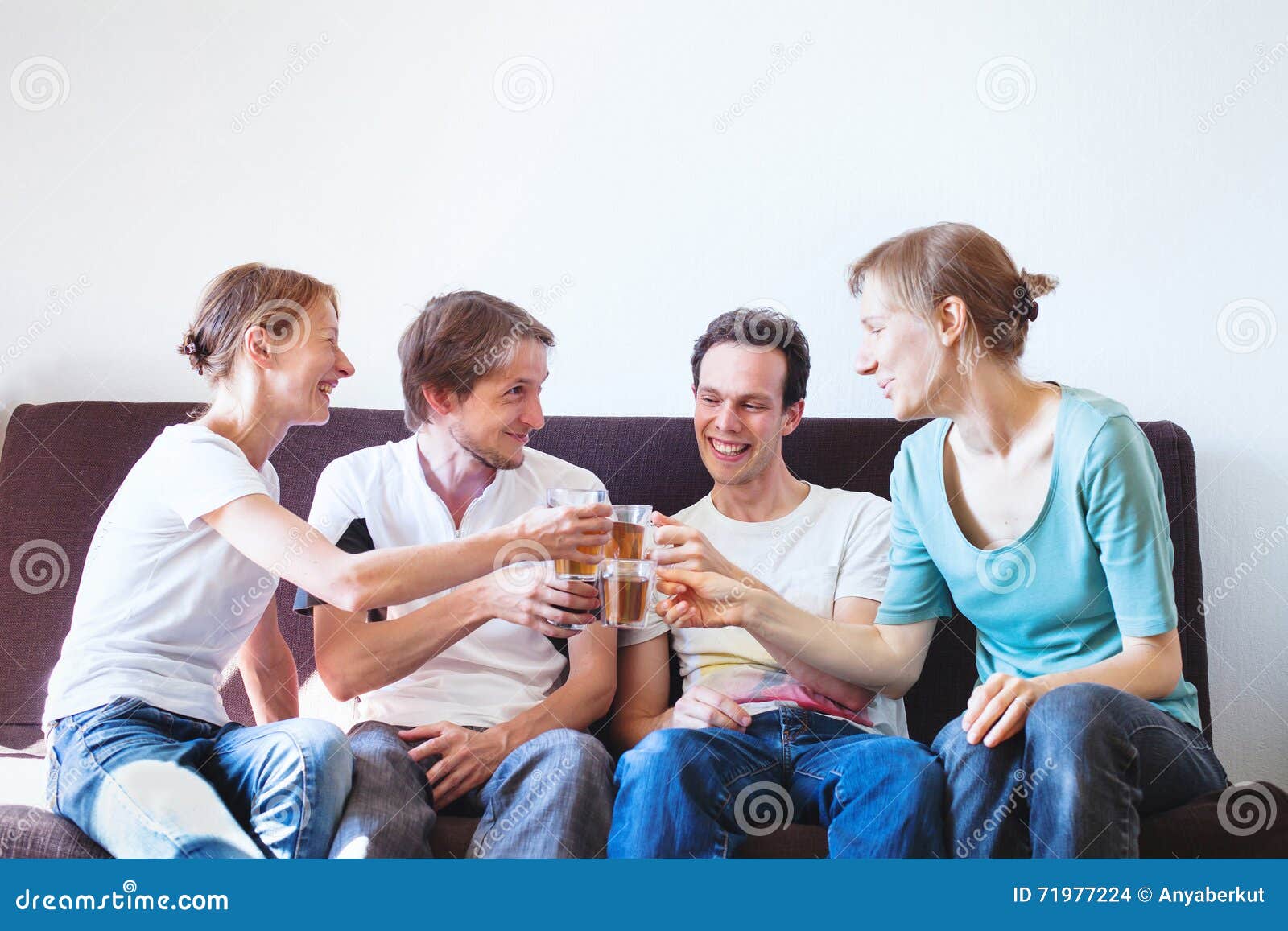 Partido, Grupo De Amigos En Casa Foto de archivo - Imagen de adulto ...