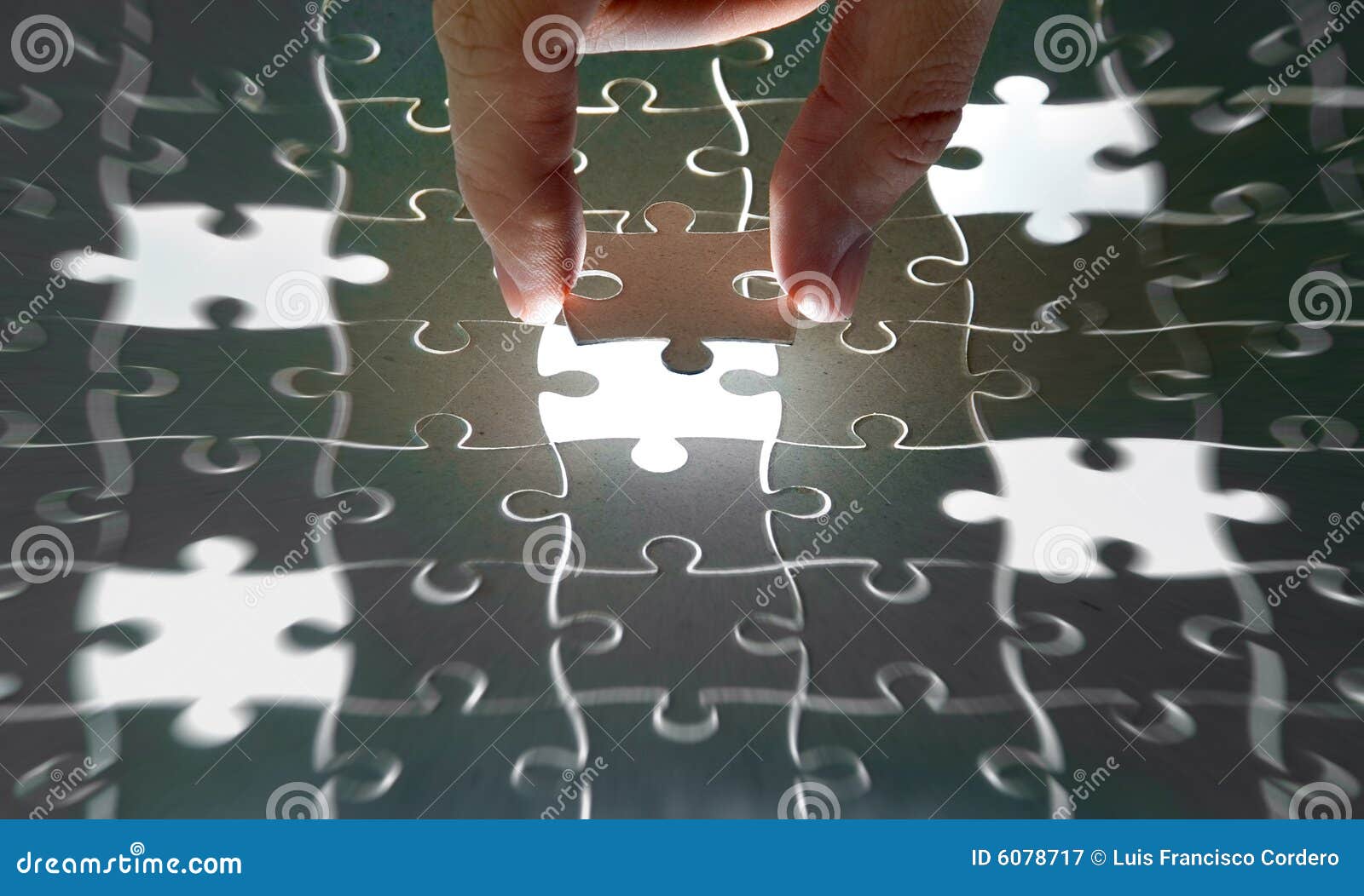 Parties et main de puzzle image stock. Image du lumineux - 6078717