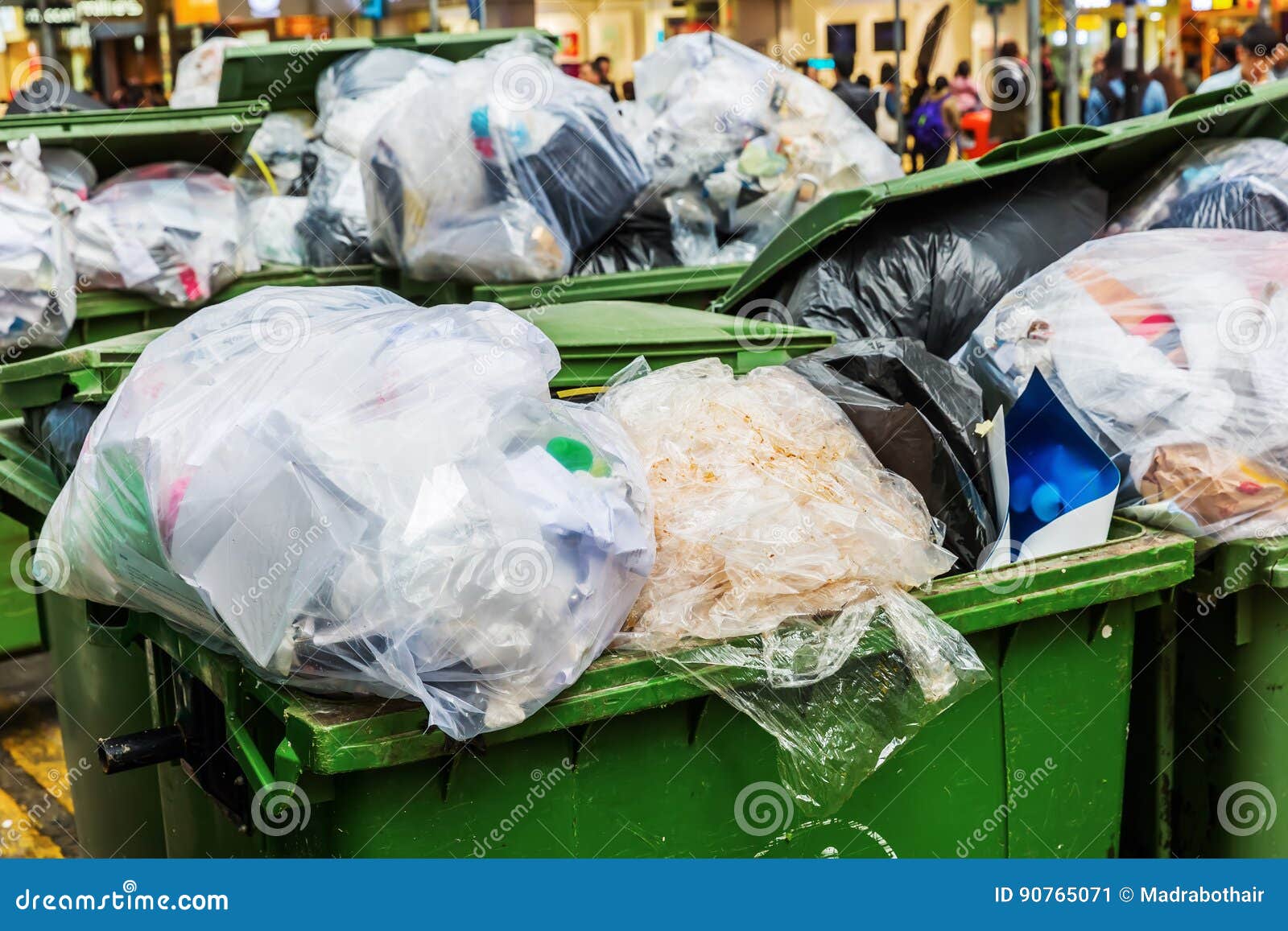 Partij Van Gevulde Groene Afvalcontainers Stock Afbeelding - Image of ...