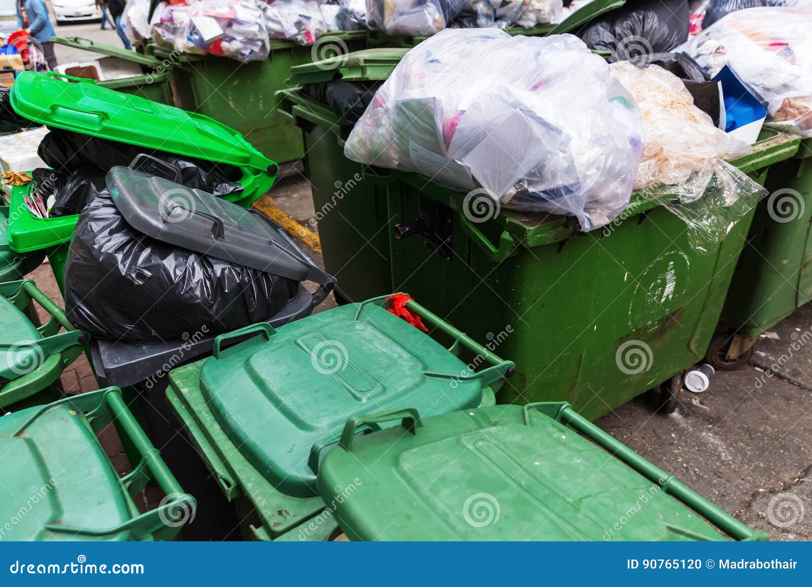 Partij Van Gevulde Groene Afvalcontainers Stock Foto - Image of ...