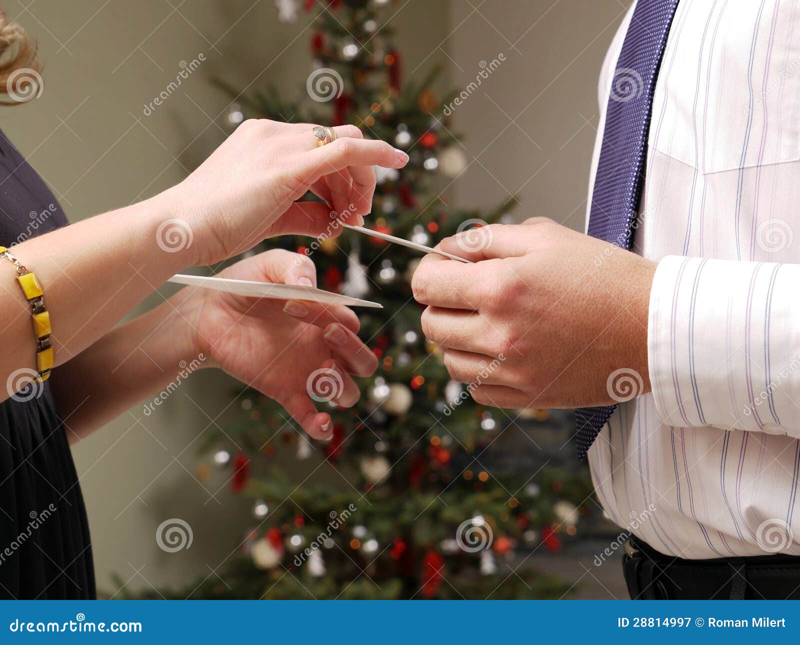 Partilha Da Bolacha Da Noite De Natal Imagem de Stock - Imagem de ...