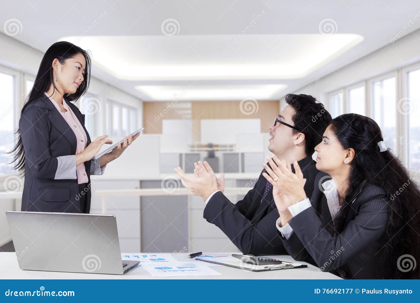 Partners die applaus geven stock afbeelding. Image of applaudisseren ...