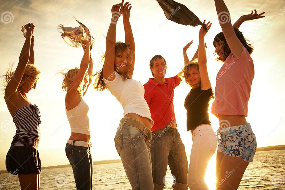 Party auf dem Strand stockbild. Bild von freizeit, springen - 20748529