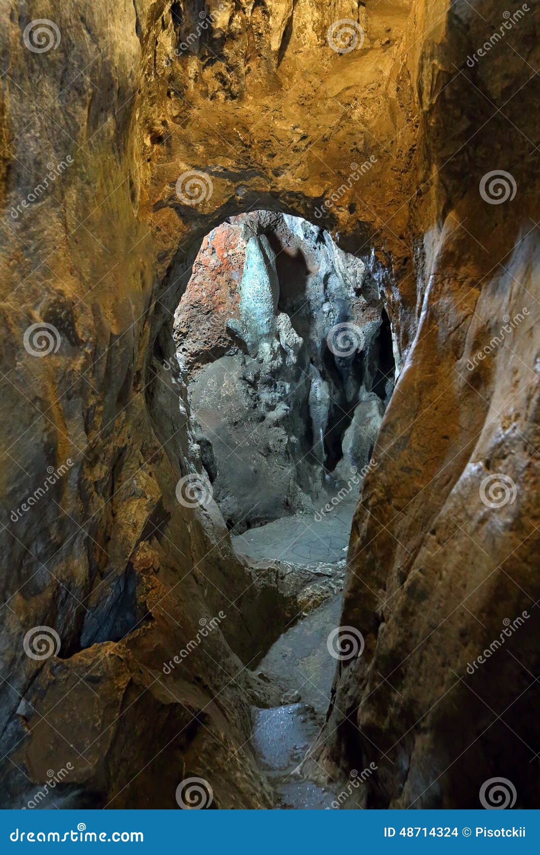 Pas in een hol stock foto. Image of castreren, muur, niemand - 48714324