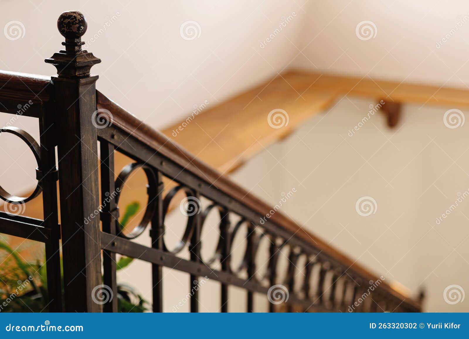 Pasamanos De Metal Hechos a Mano En El Interior Foto de archivo ...