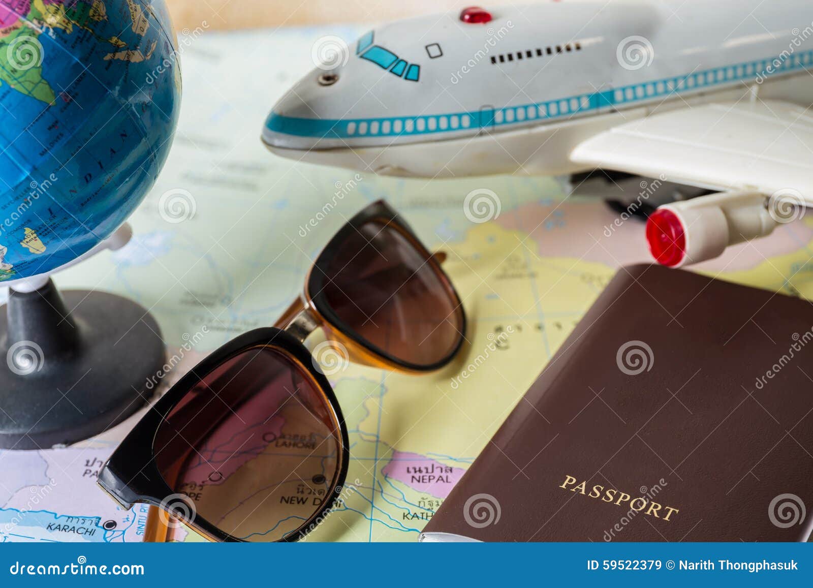 Pasaporte Con El Mapa Del Mundo Imagen de archivo - Imagen de libro ...