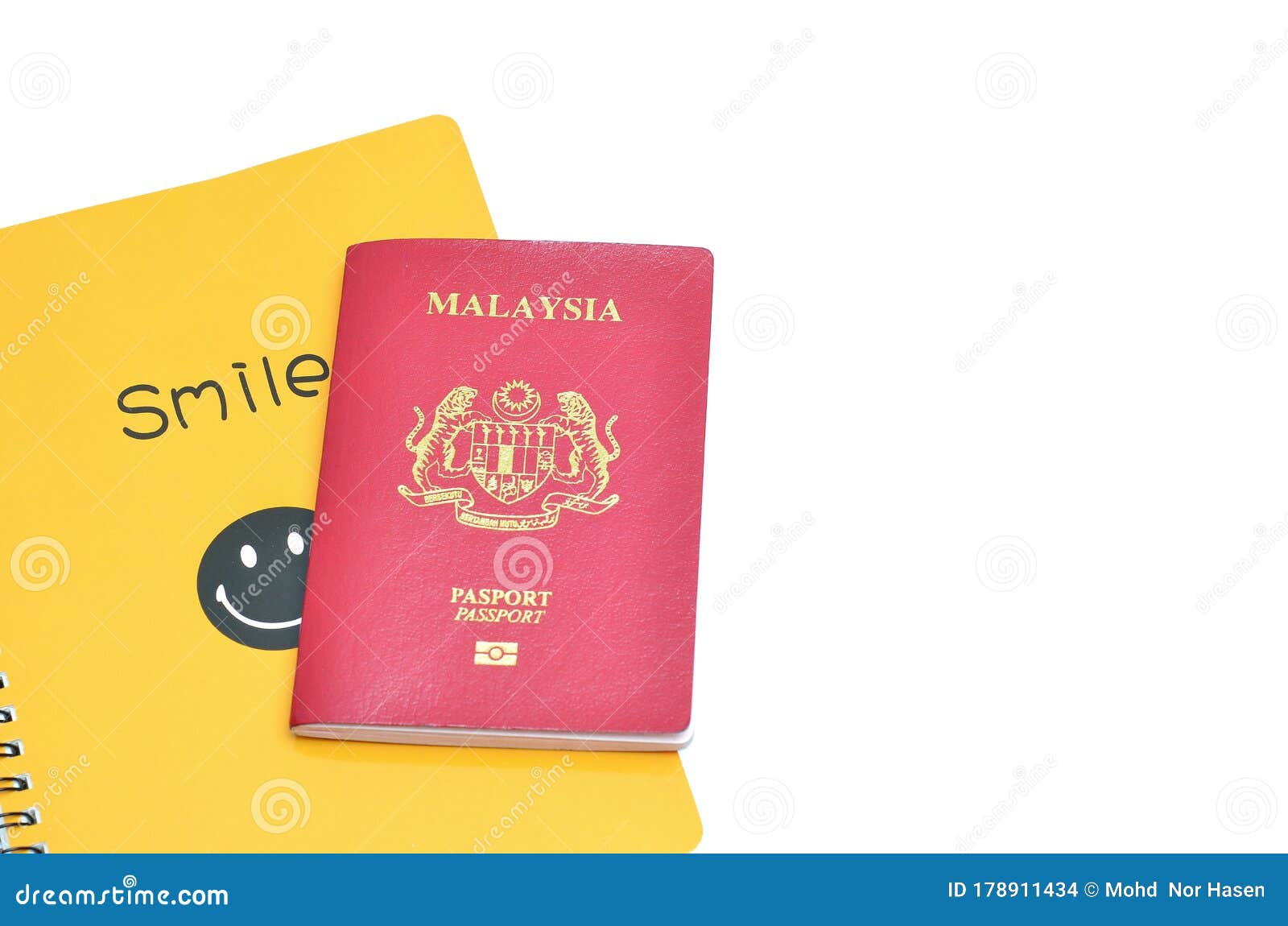 Pasaporte Rojo Malasio Aislado En Un Contexto Blanco. Foto de archivo ...