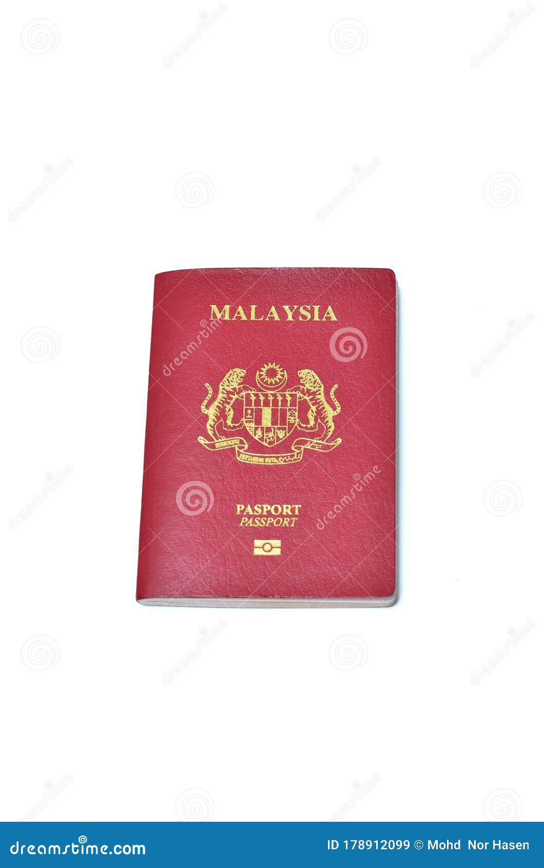 Pasaporte Rojo Malasio Aislado En Un Contexto Blanco. Imagen de archivo ...