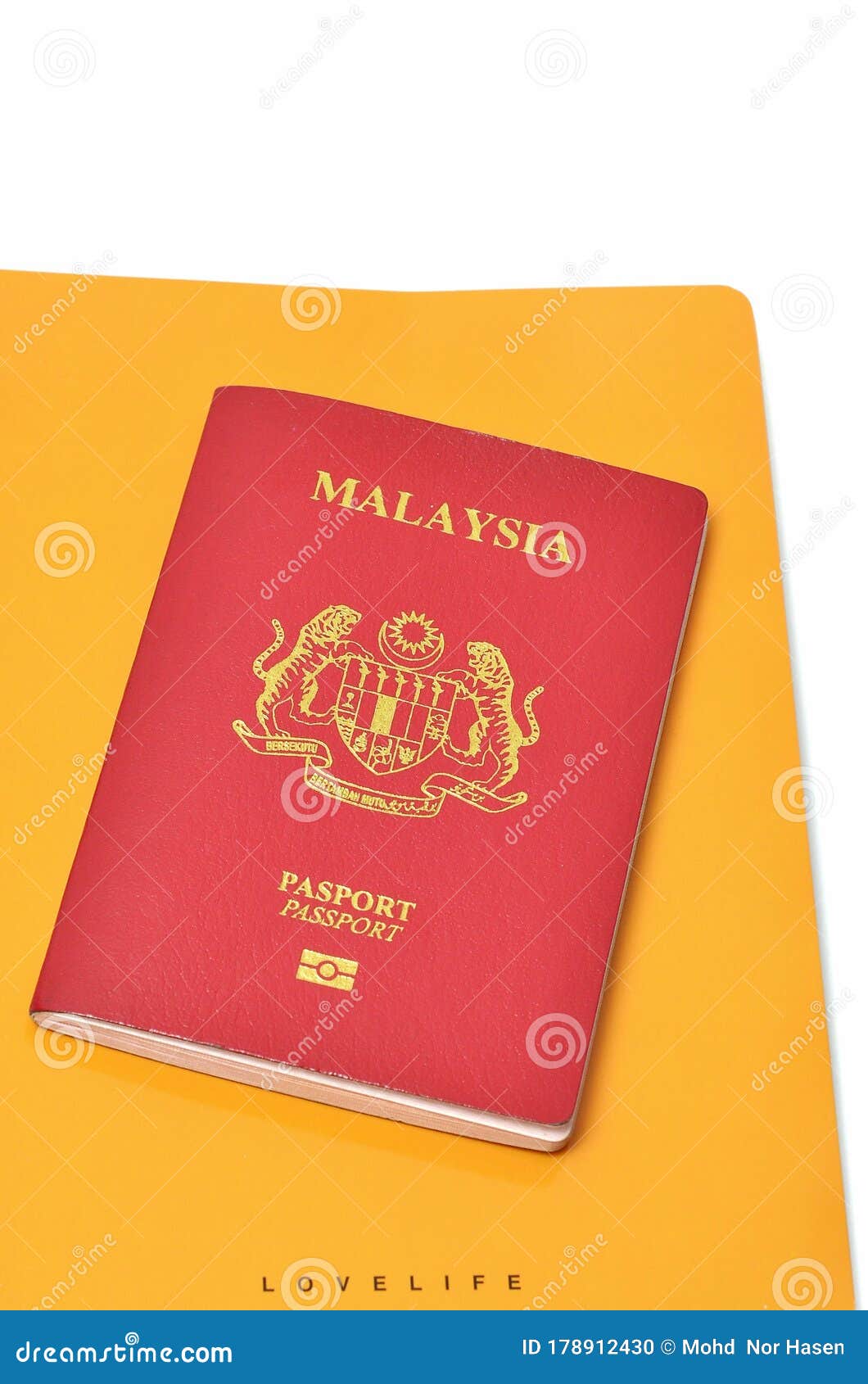 Pasaporte Rojo Malasio Aislado En Un Contexto Blanco. Foto de archivo ...