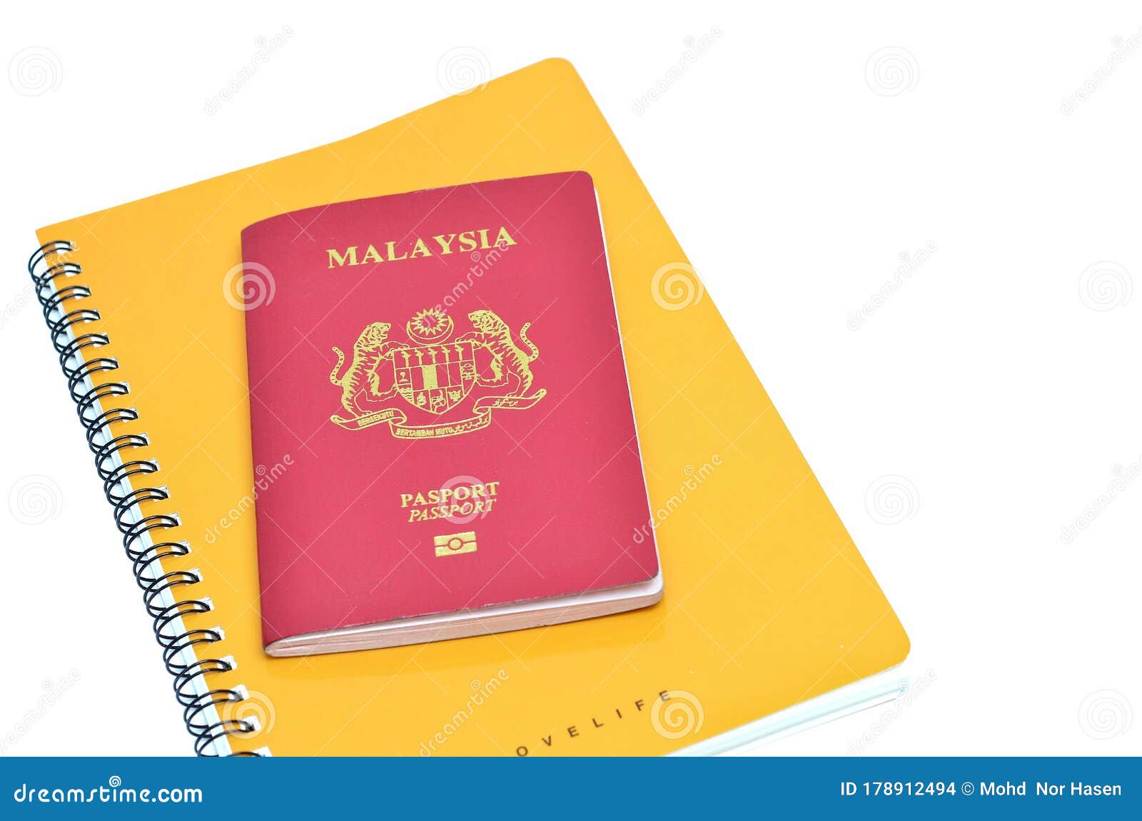 Pasaporte Rojo Malasio Aislado En Un Contexto Blanco. Foto de archivo ...