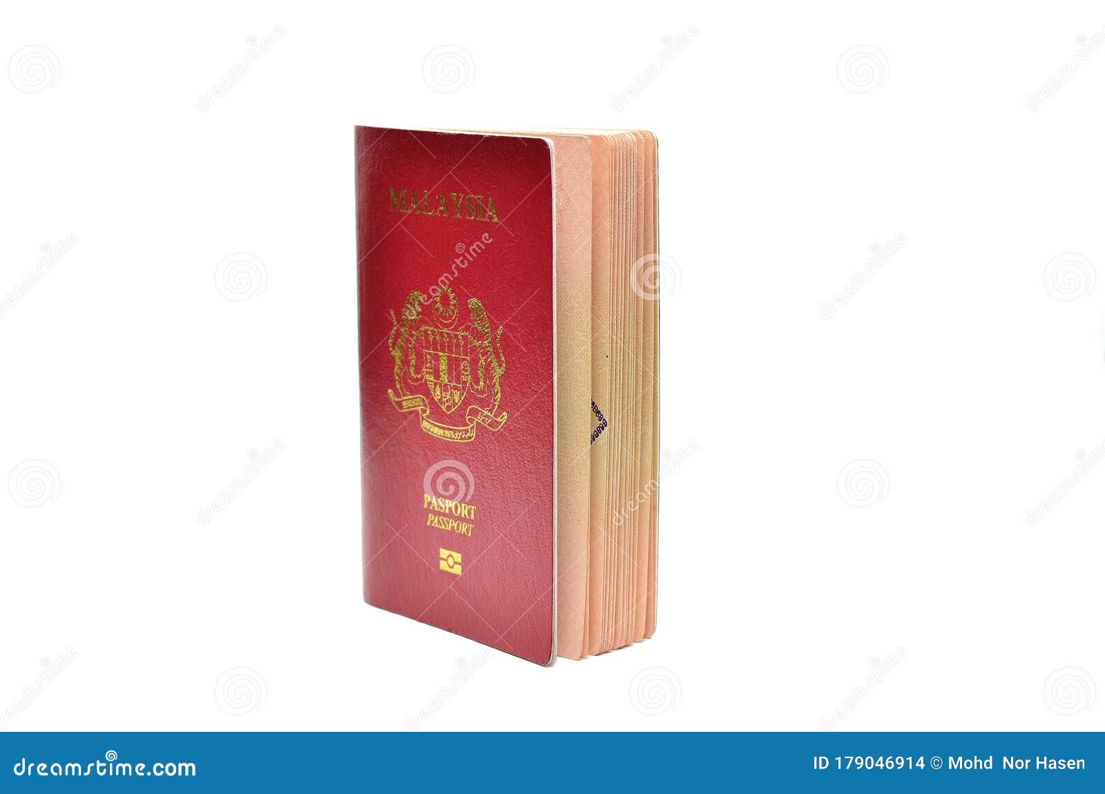 Pasaporte Rojo Malasio Aislado En Un Contexto Blanco. Foto de archivo ...