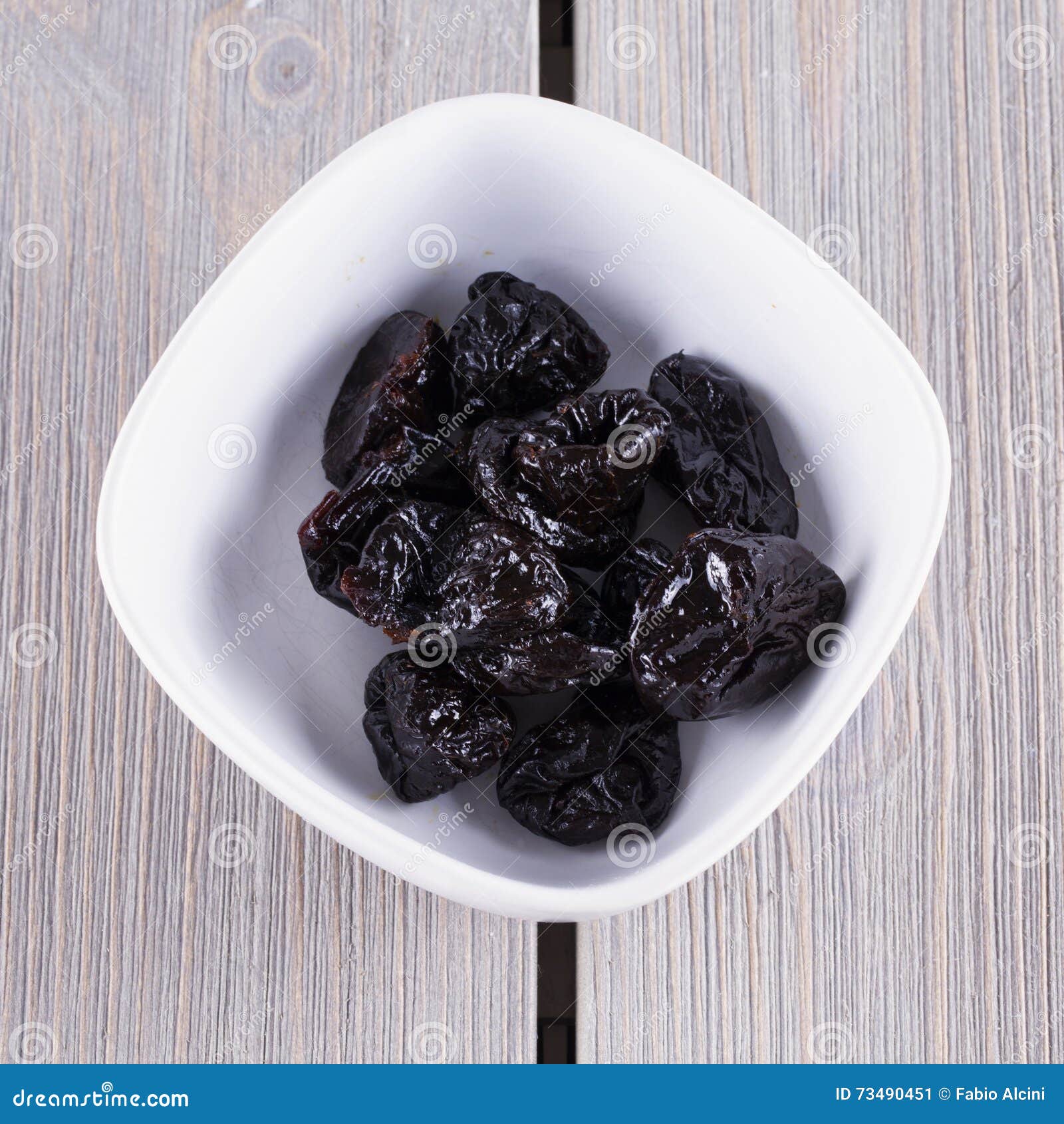 Pasas en una taza imagen de archivo. Imagen de secado - 73490451