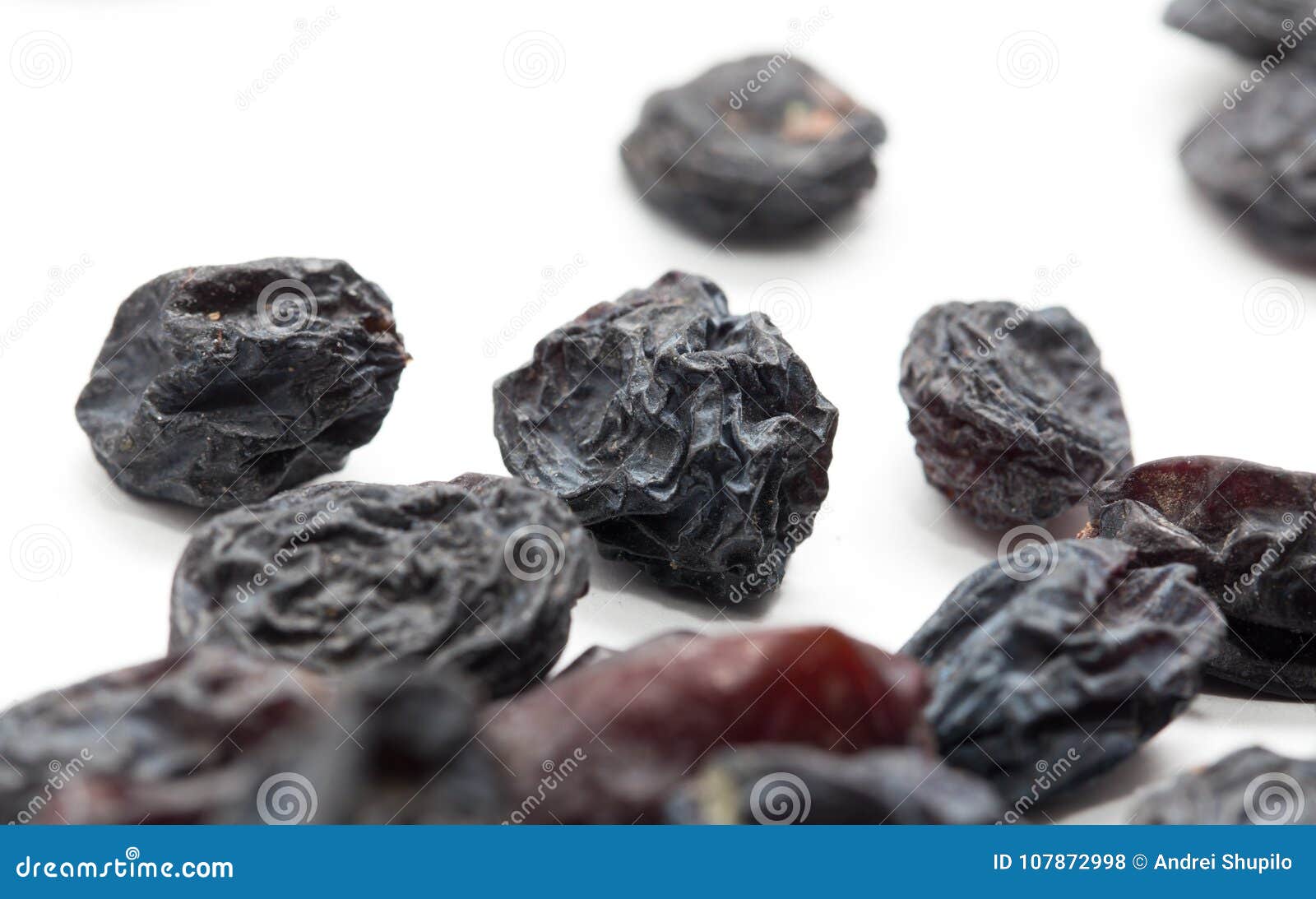 Pasas Negras En Un Fondo Blanco Macro Foto de archivo - Imagen de pasa ...