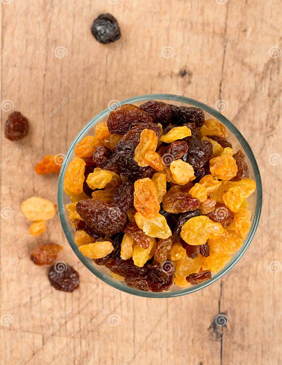 Pasas negras y amarillas imagen de archivo. Imagen de delicioso - 85513025