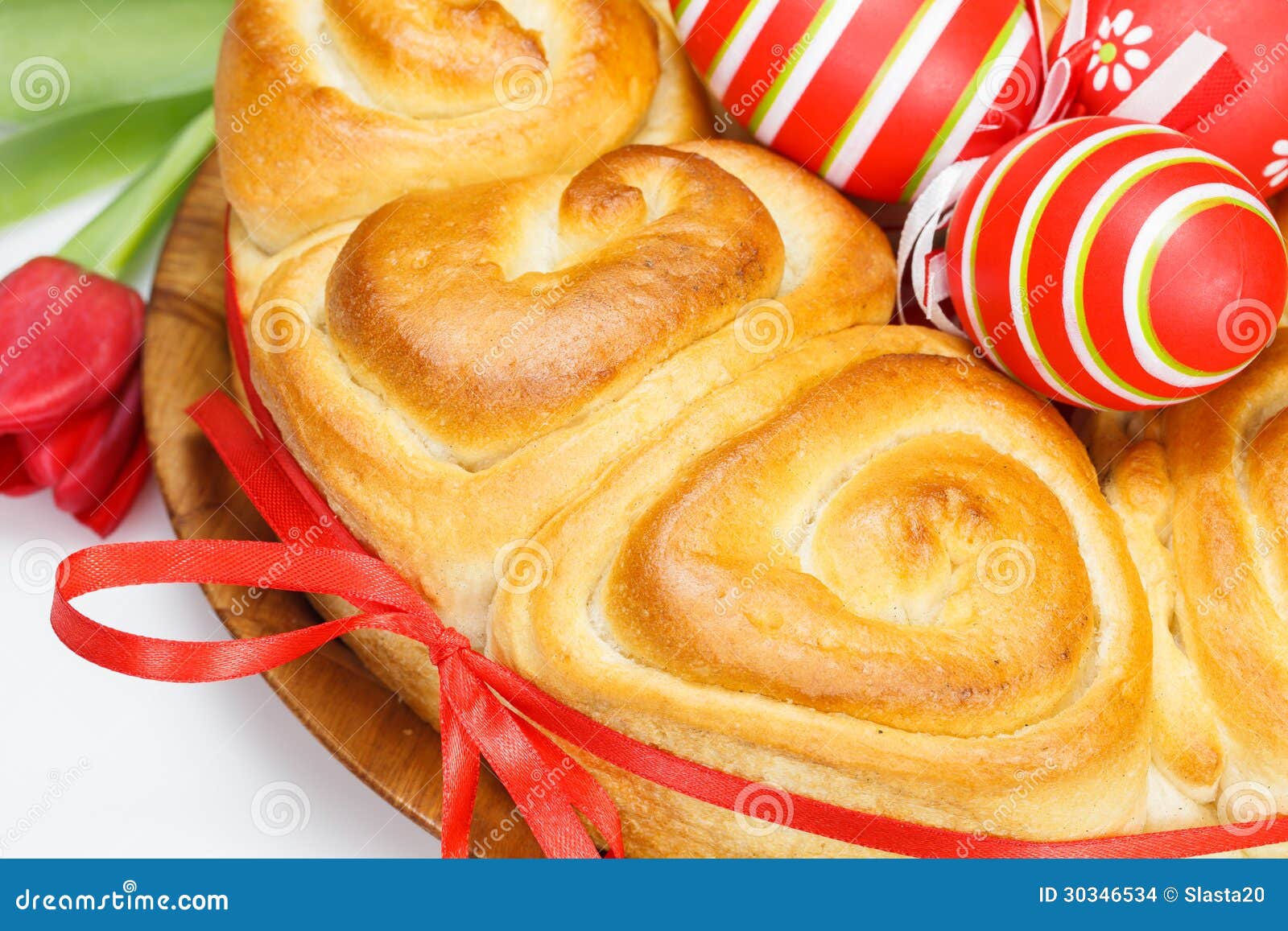 Pasen-brood Met Rode Eieren Stock Foto - Image of christen, ochtend ...