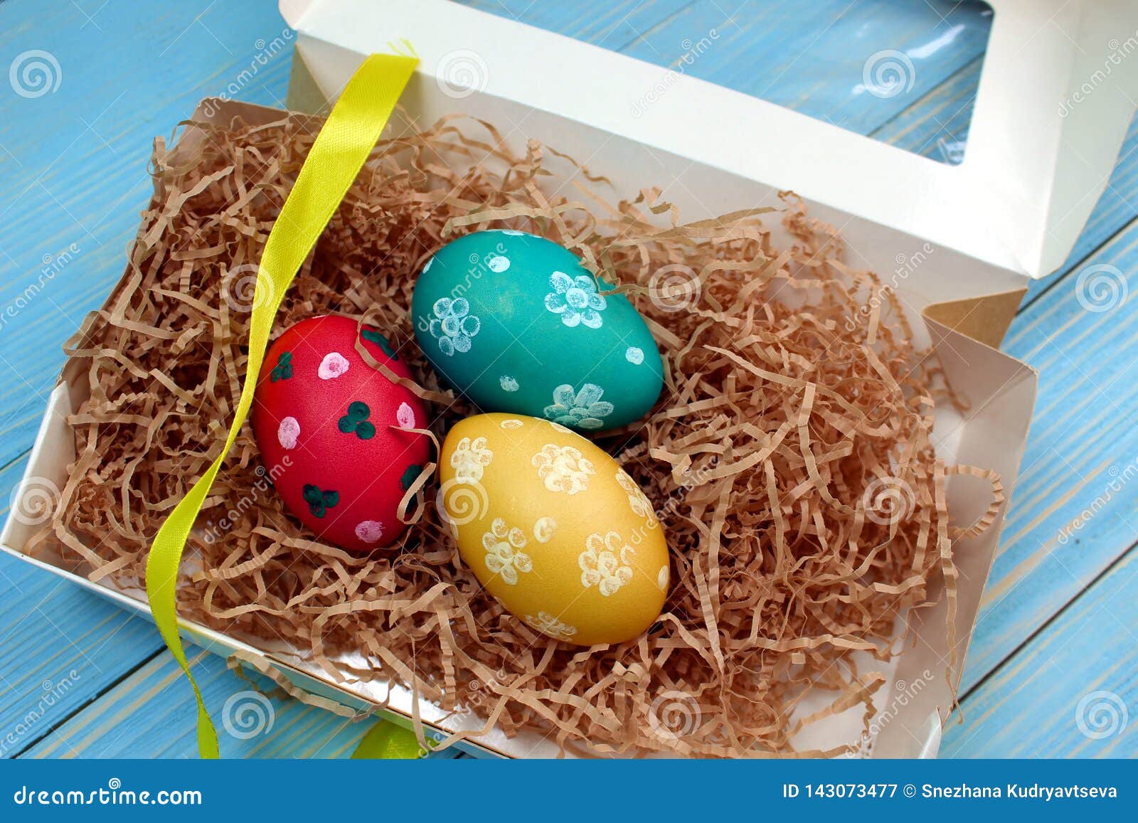 Pasen Drie Eieren in Dozen Gedaan Als Gift Stock Afbeelding - Image of ...