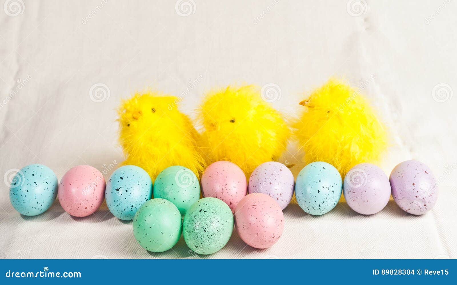 Pasen Gekleurde Eieren En Drie Kuikens Stock Foto - Image of smakelijk ...