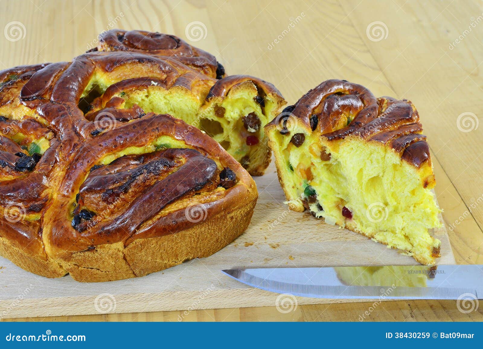 Pasen-gesneden brood stock afbeelding. Image of voedsel - 38430259