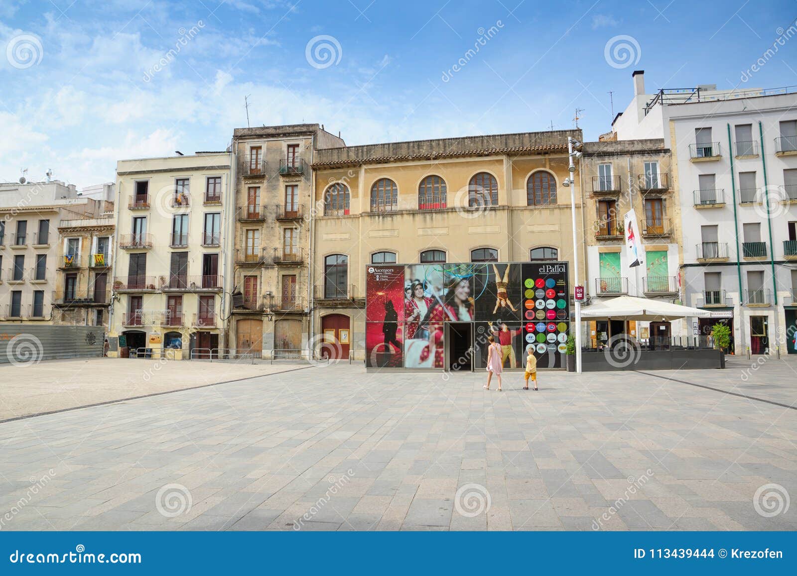 Paseo Alrededor De La Ciudad De Reus Imagen de archivo editorial ...