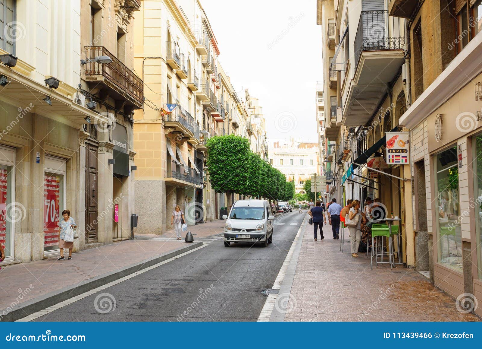Paseo Alrededor De La Ciudad De Reus Foto editorial - Imagen de casa ...