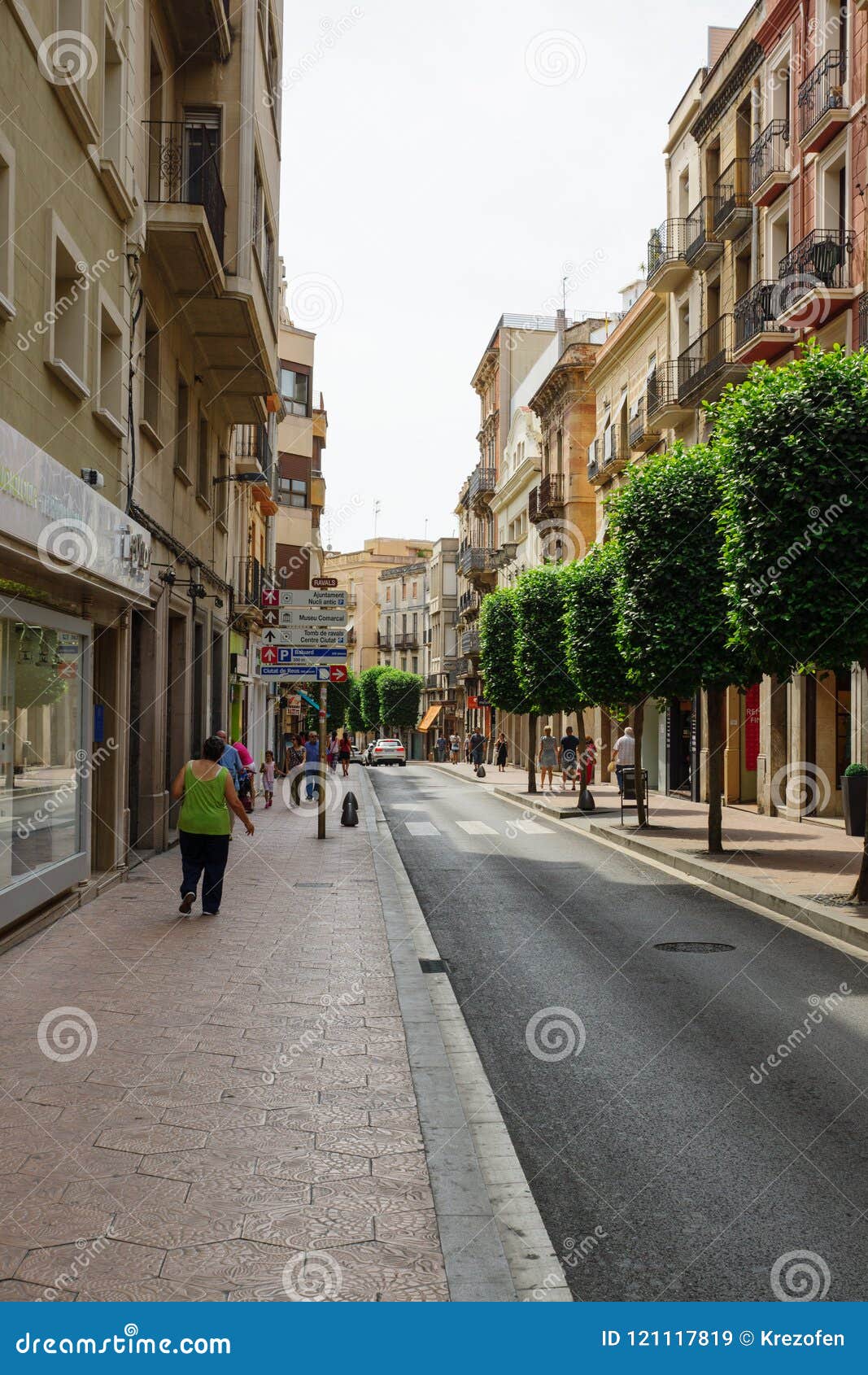 Paseo Alrededor De La Ciudad De Reus Imagen de archivo editorial ...