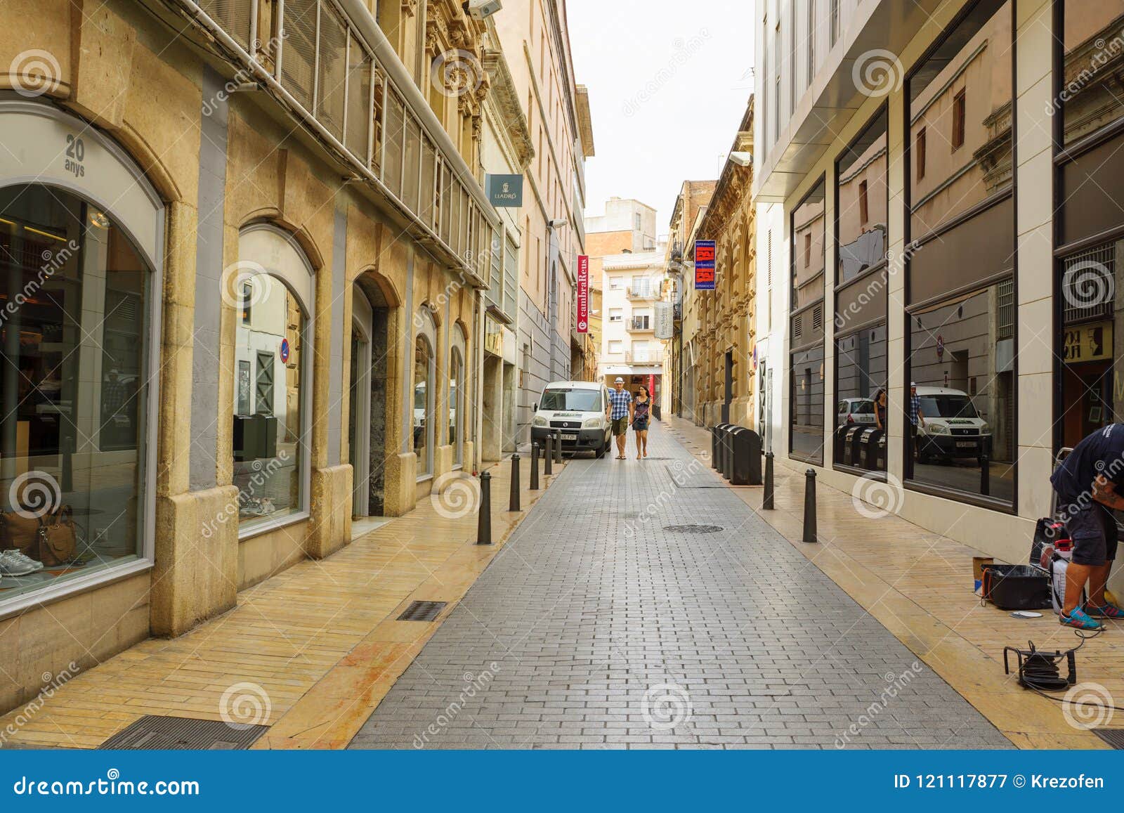 Paseo Alrededor De La Ciudad De Reus Fotografía editorial - Imagen de ...