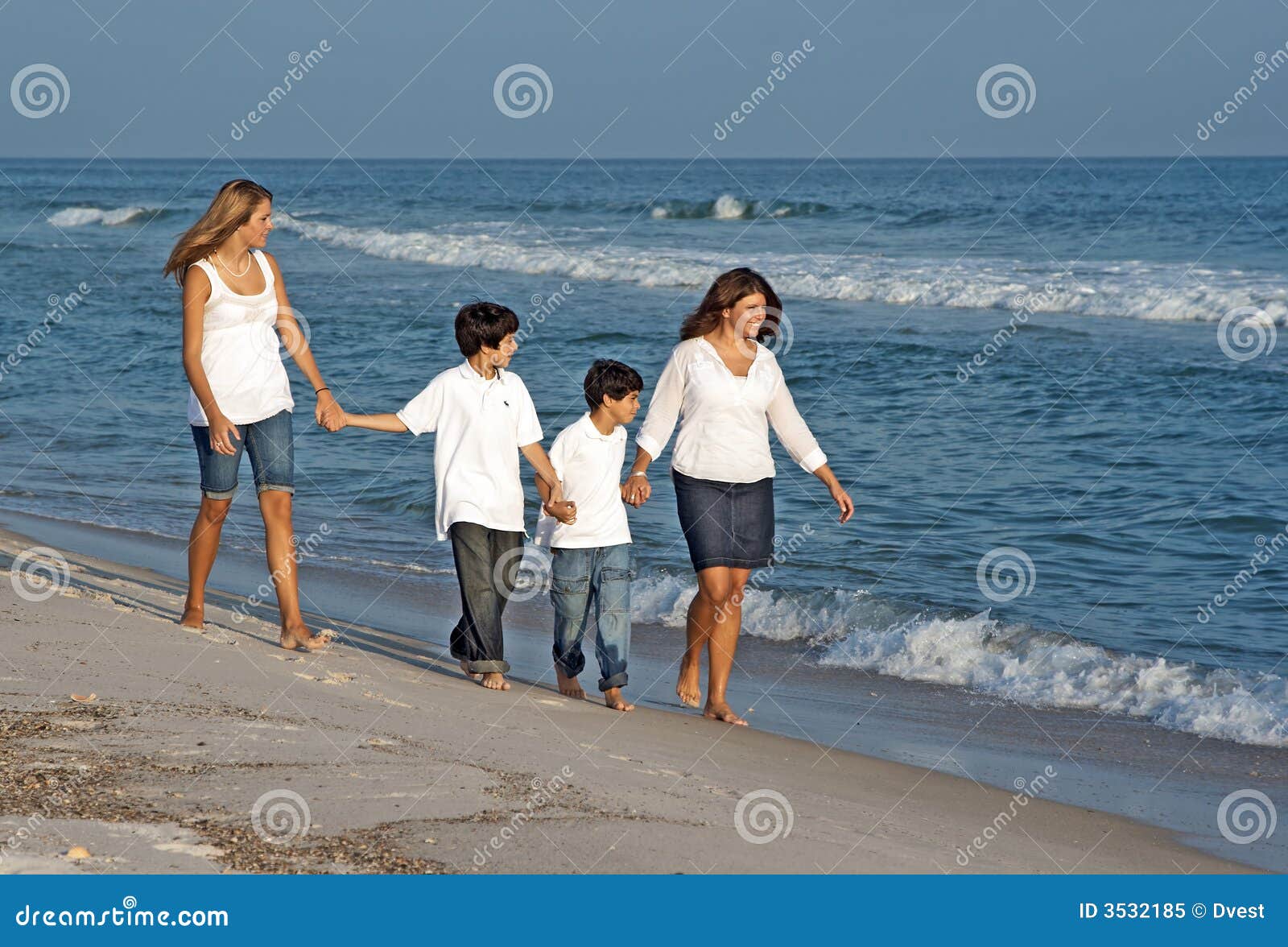 Paseo de la familia imagen de archivo. Imagen de familia - 3532185