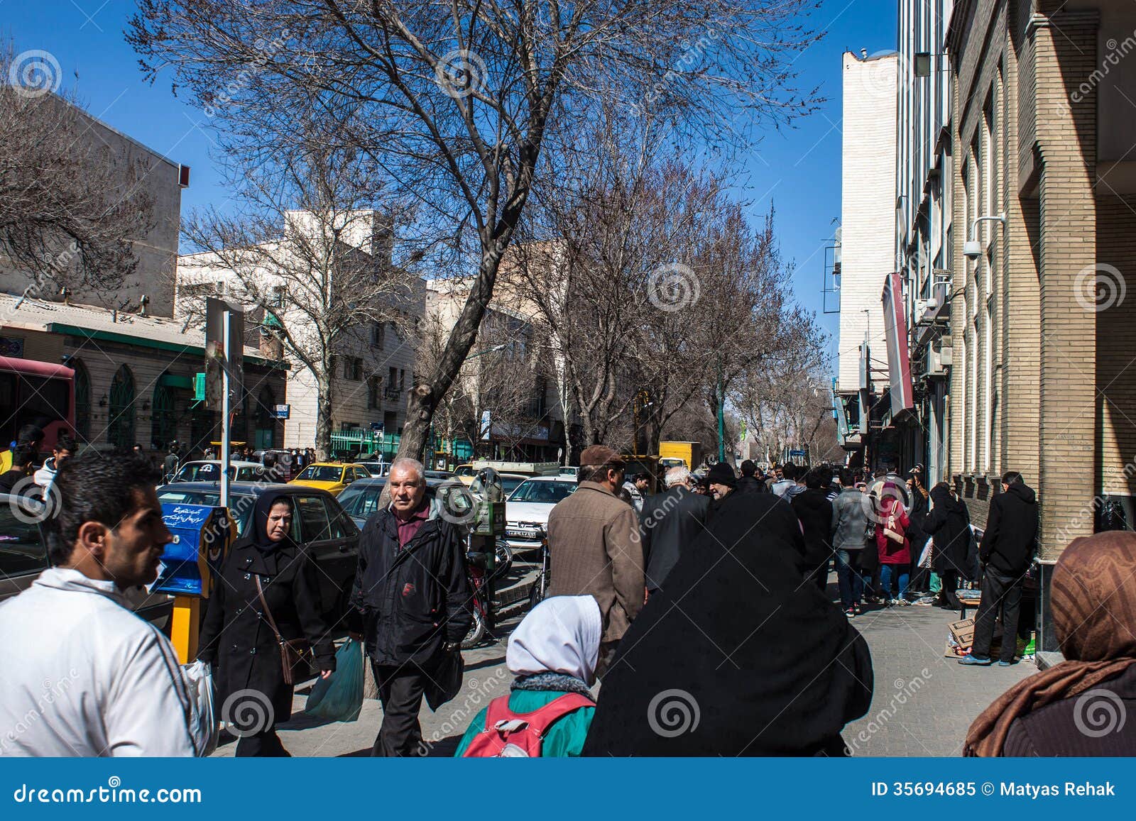 Paseo De La Gente En Una Calle Imagen editorial - Imagen de vida ...