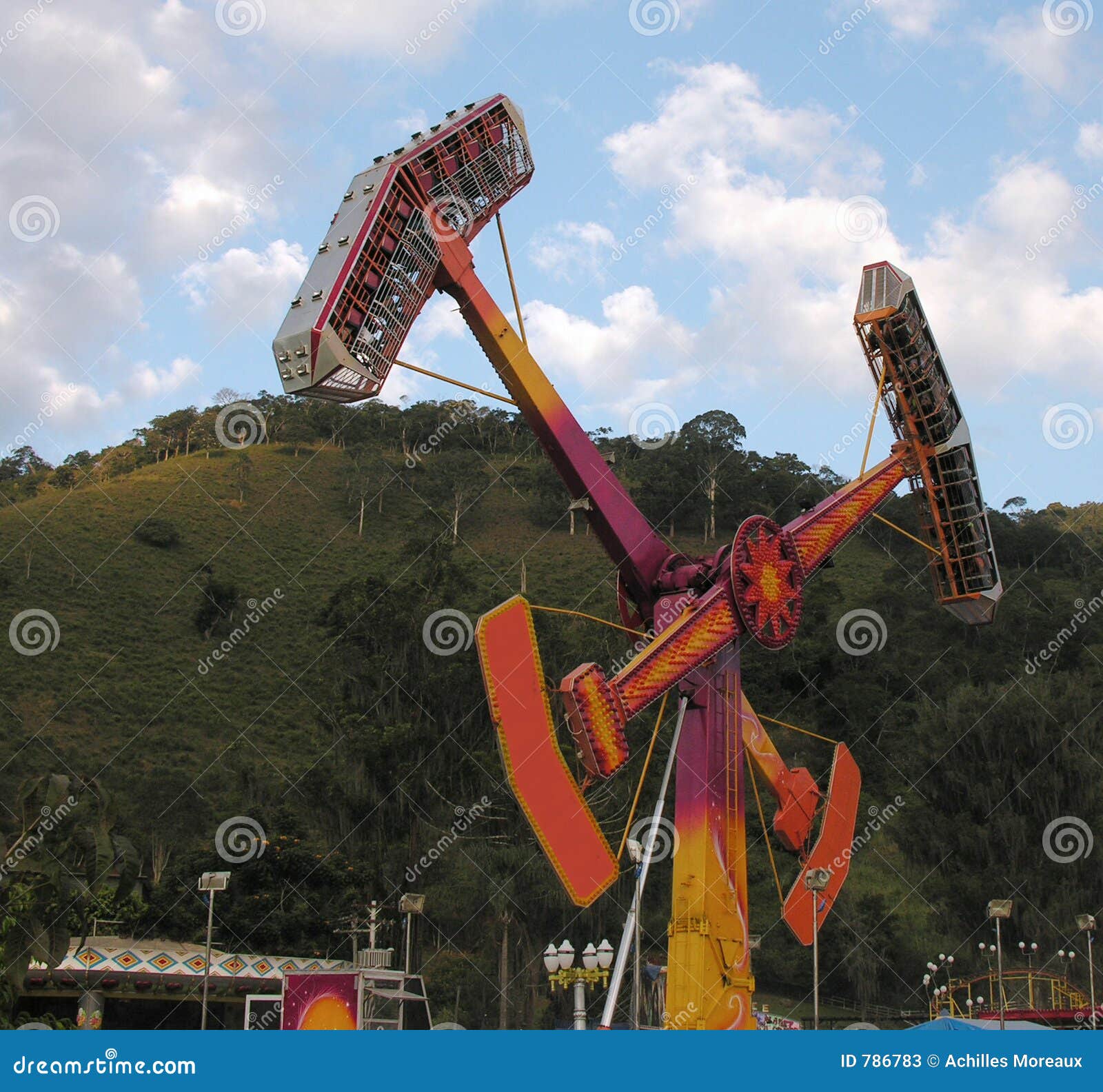 Paseo Del Parque De Atracciones Imagen de archivo - Imagen de color ...