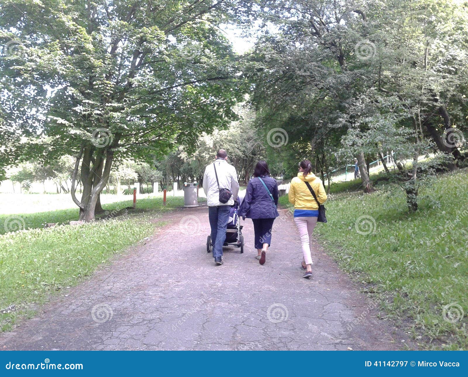 Paseo del parque de gente fotografía editorial. Imagen de parque - 41142797
