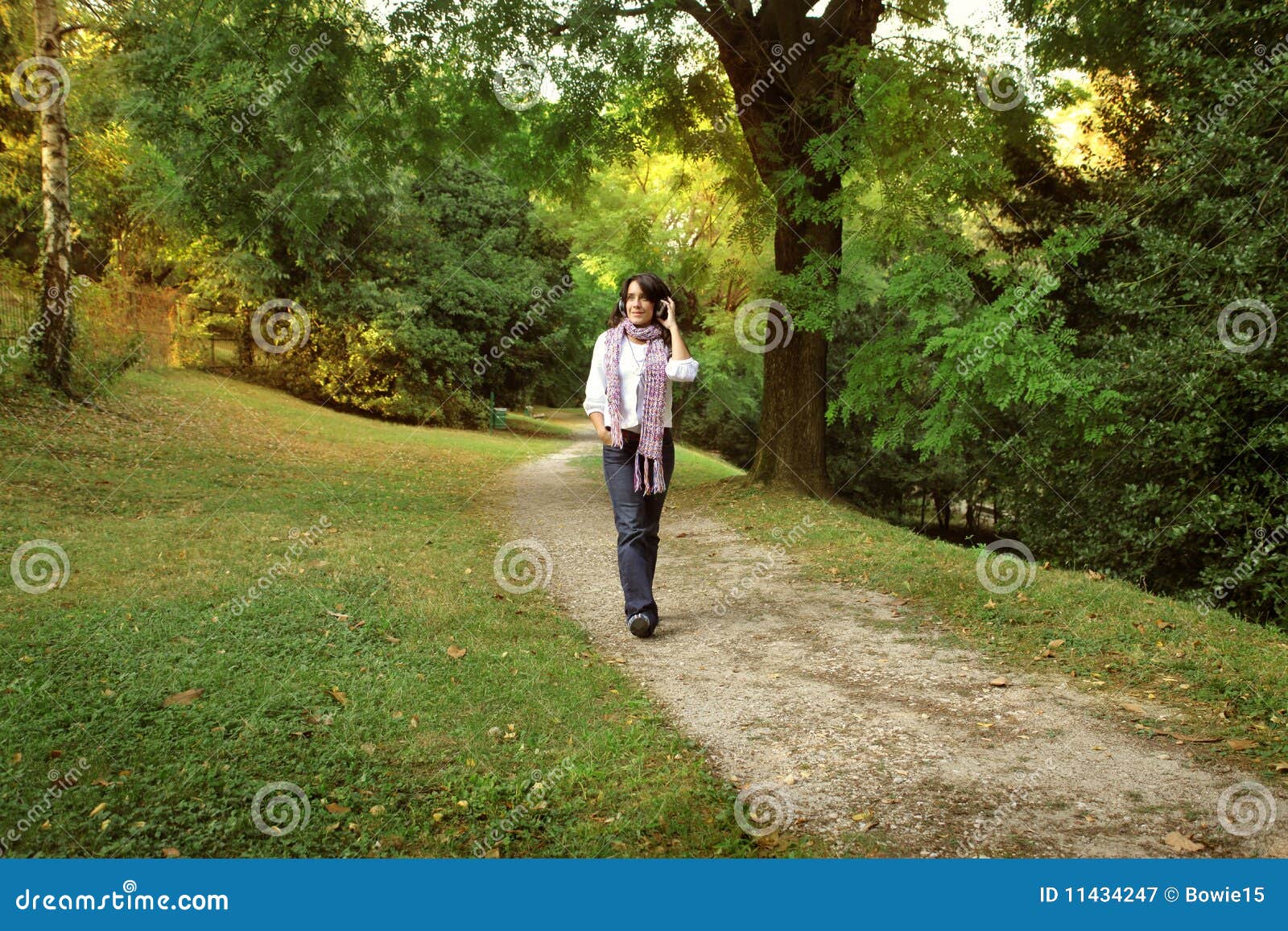 Paseo en el parque imagen de archivo. Imagen de caminata - 11434247