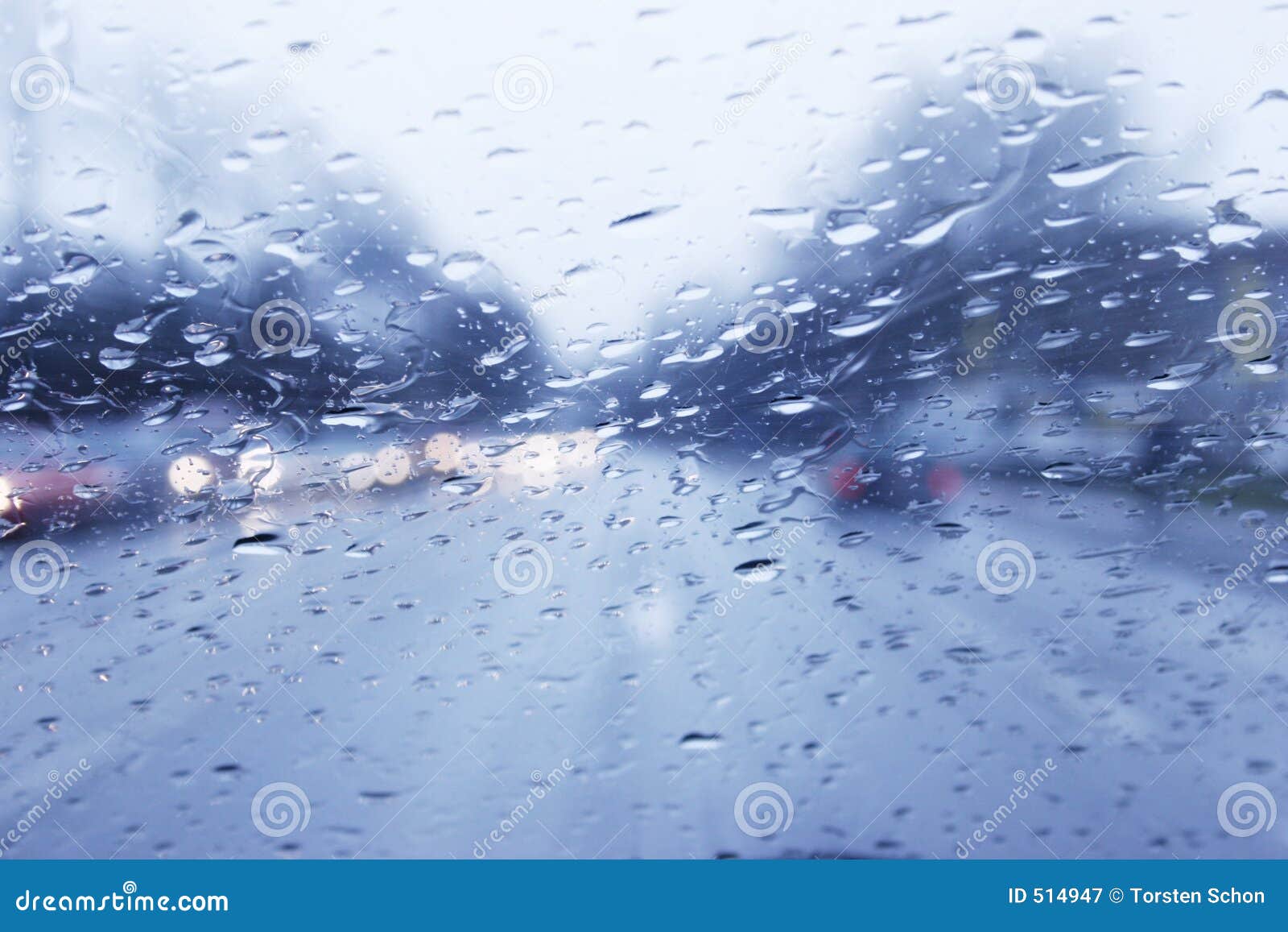 Paseo lluvioso del coche imagen de archivo. Imagen de recorrido - 514947