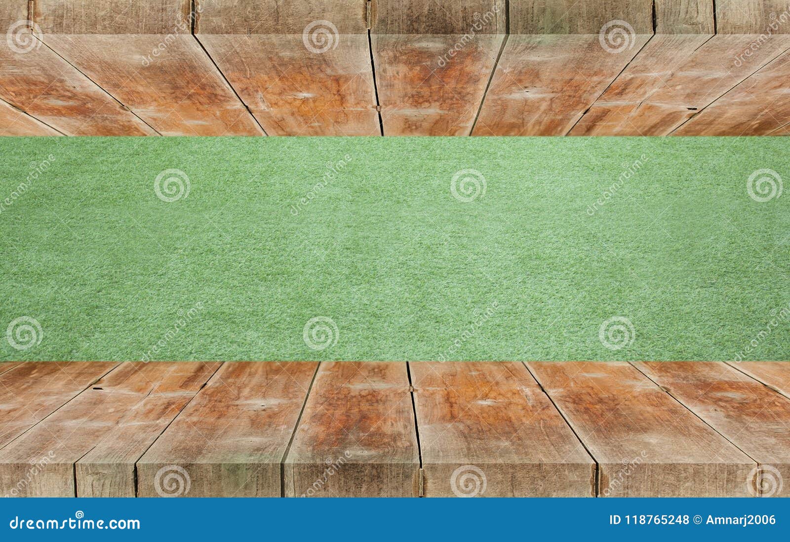 Paseo O Terraza De Madera Sobre Yarda Verde Foto de archivo - Imagen de ...