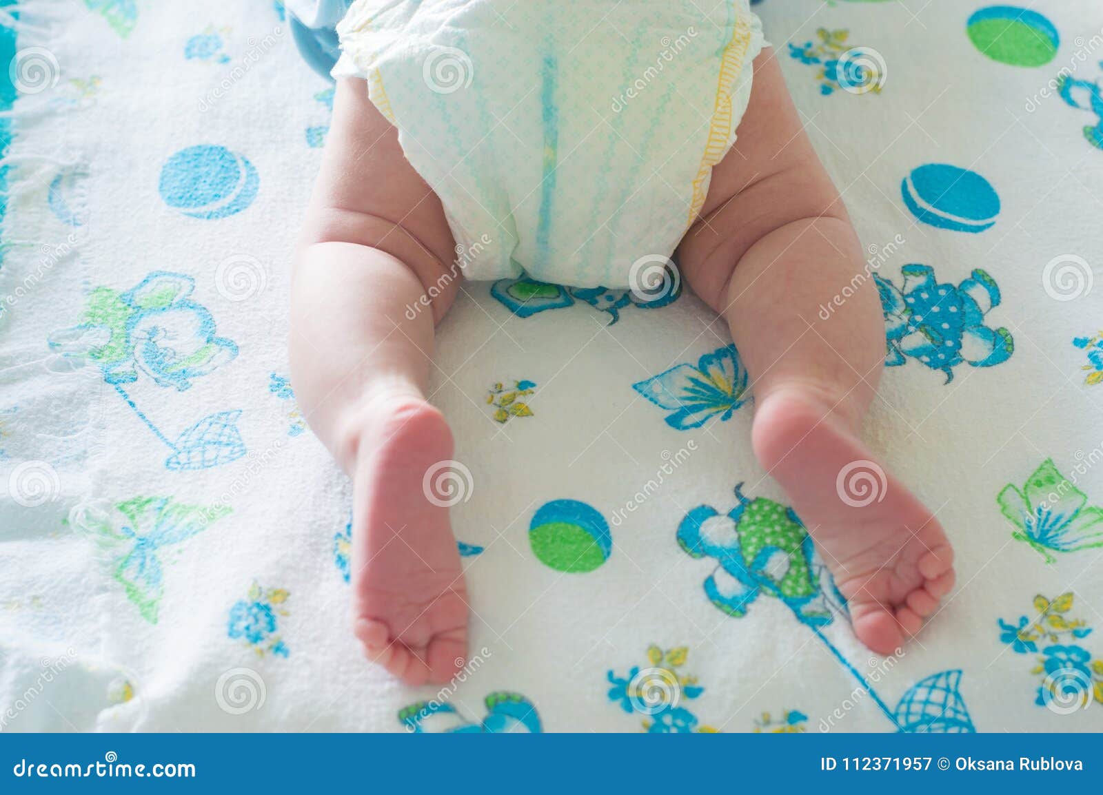 Pasgeboren baby in luiers stock afbeelding. Image of pasgeboren - 112371957