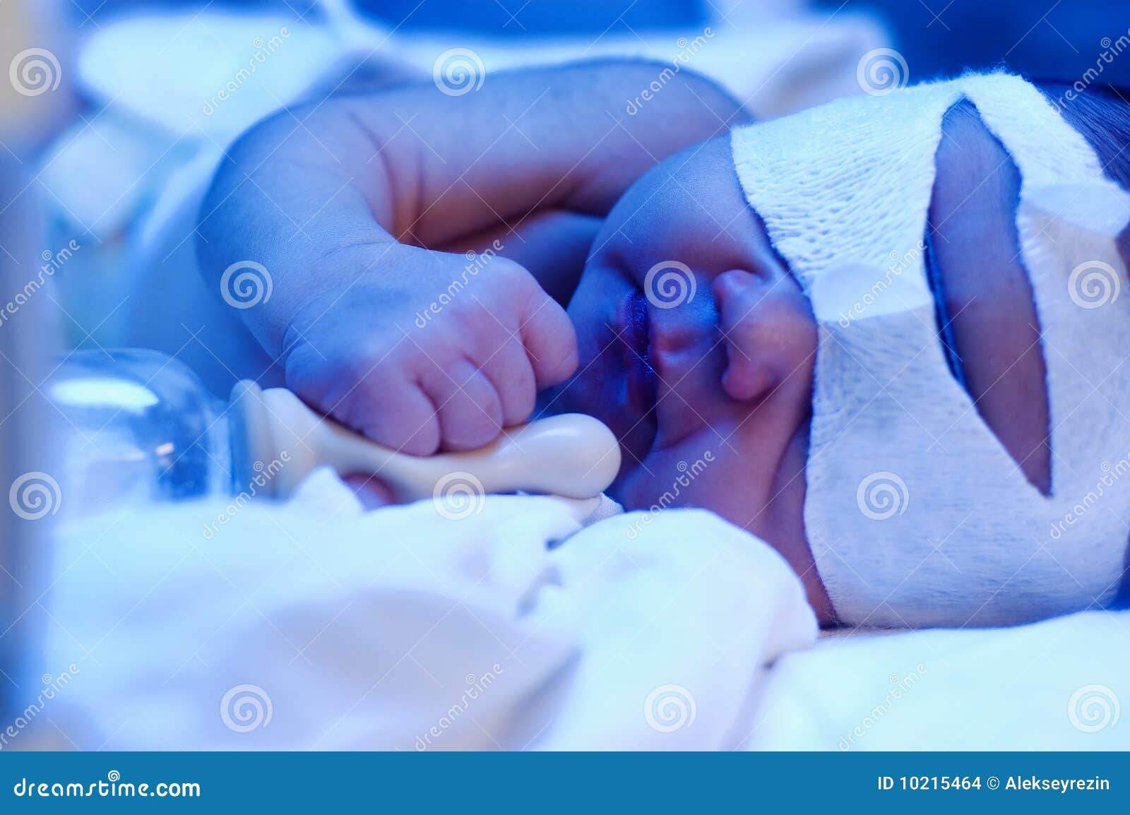 Pasgeboren Baby Onder Ultraviolet Licht Stock Foto - Image of slaap ...