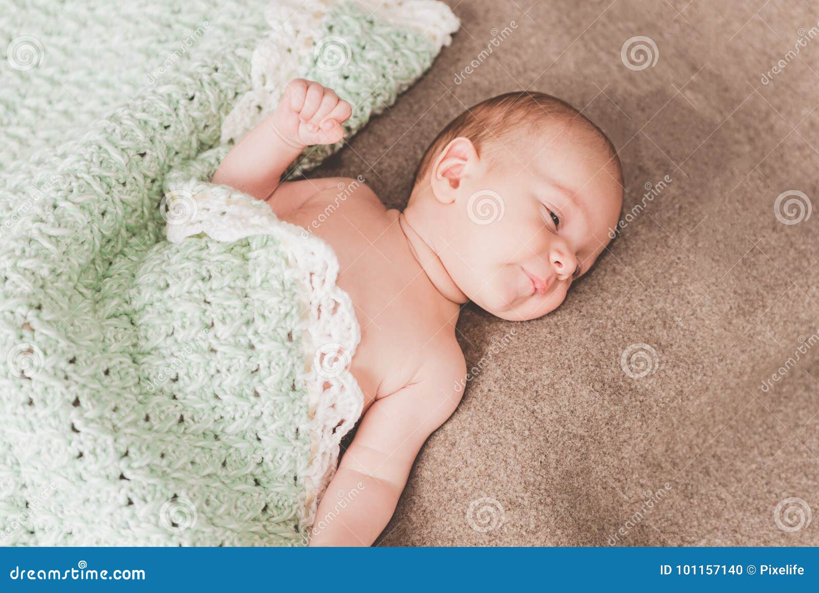 Pasgeboren babyslaap stock foto. Image of één, kind - 101157140