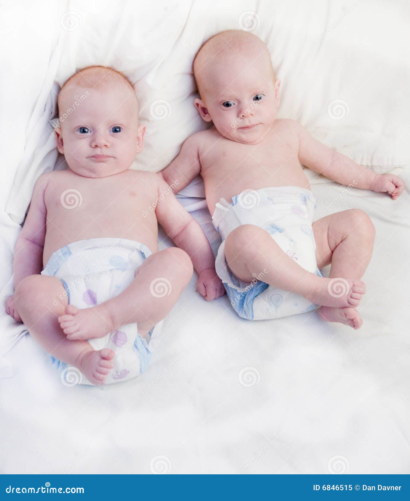 Pasgeboren tweelingen stock afbeelding. Image of hartelijk - 6846515