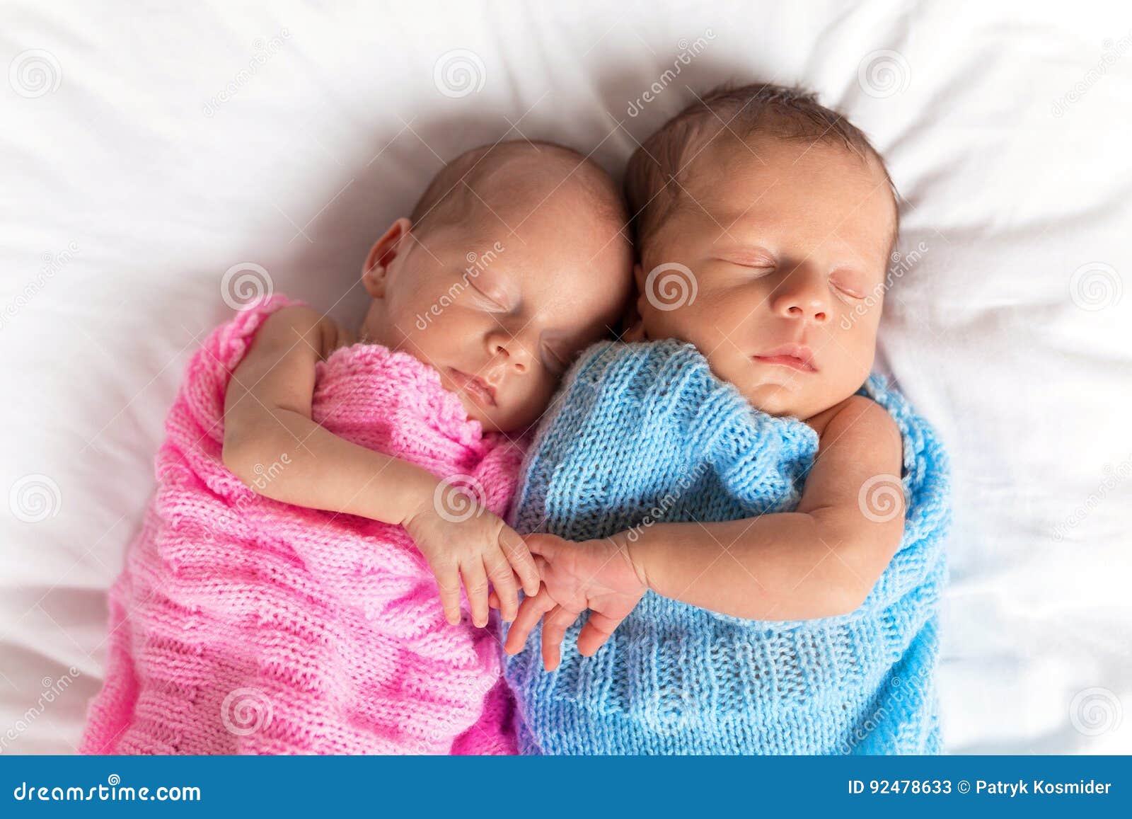 Pasgeboren Tweelingen Die Samen Slapen Stock Afbeelding - Image of leuk ...