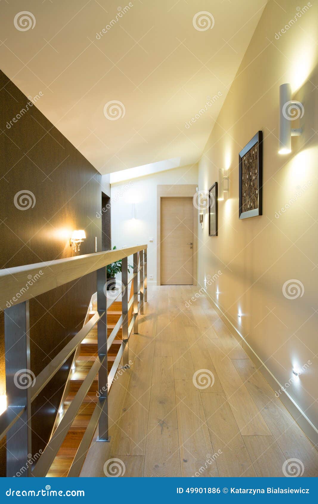 Pasillo Brillante En Casa Moderna Foto de archivo - Imagen de casa ...