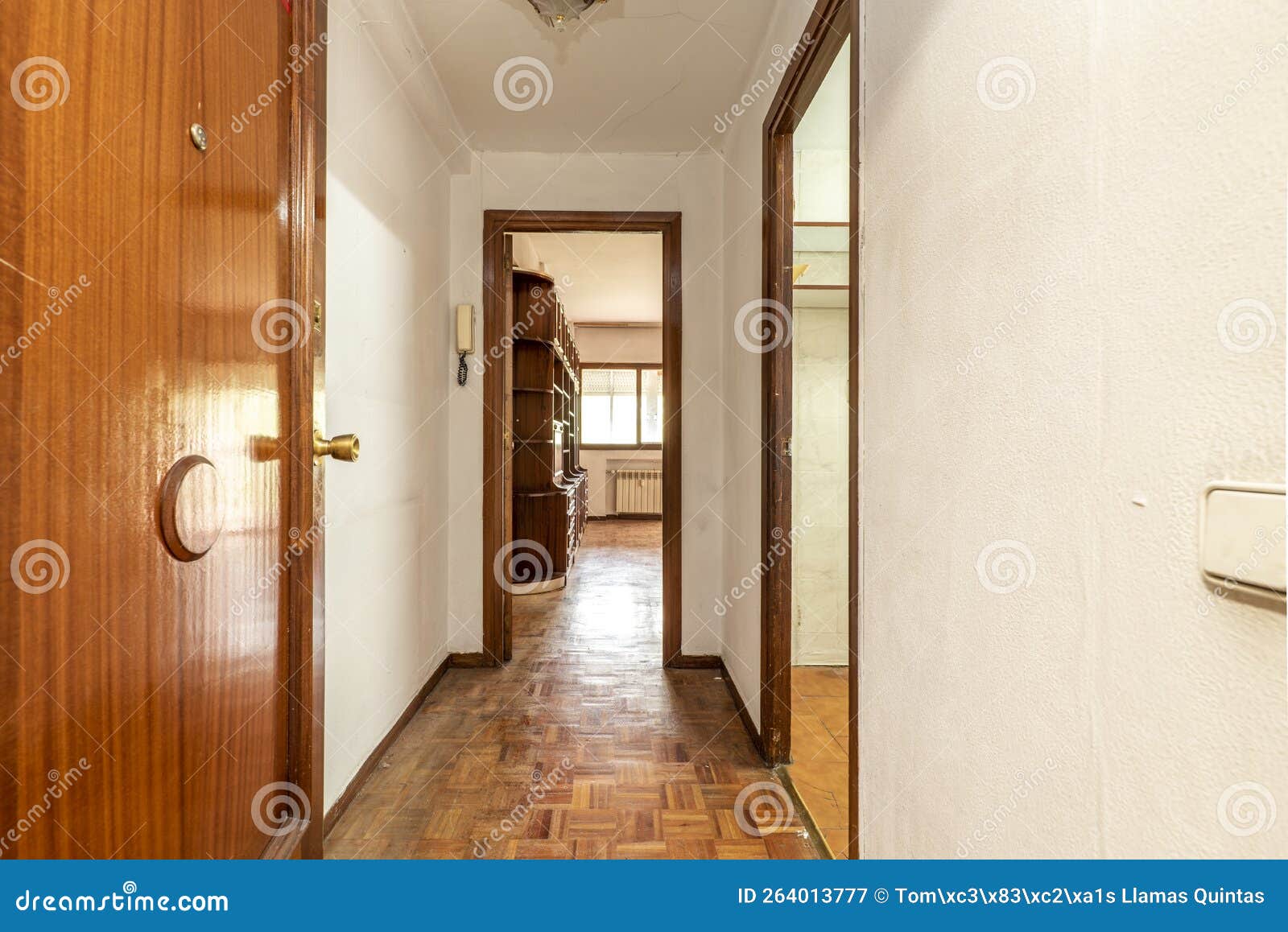 Pasillo De Una Casa Construida Con Materiales De Madera Obsoletos ...