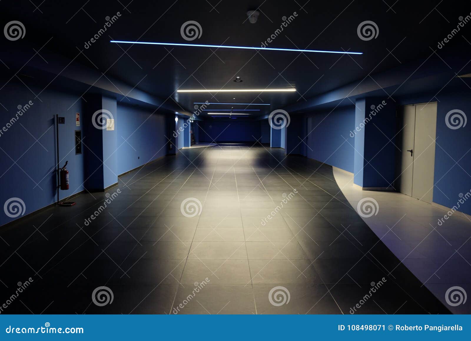 Pasillo Del Pasillo Del Cine Imagen de archivo - Imagen de extracto ...